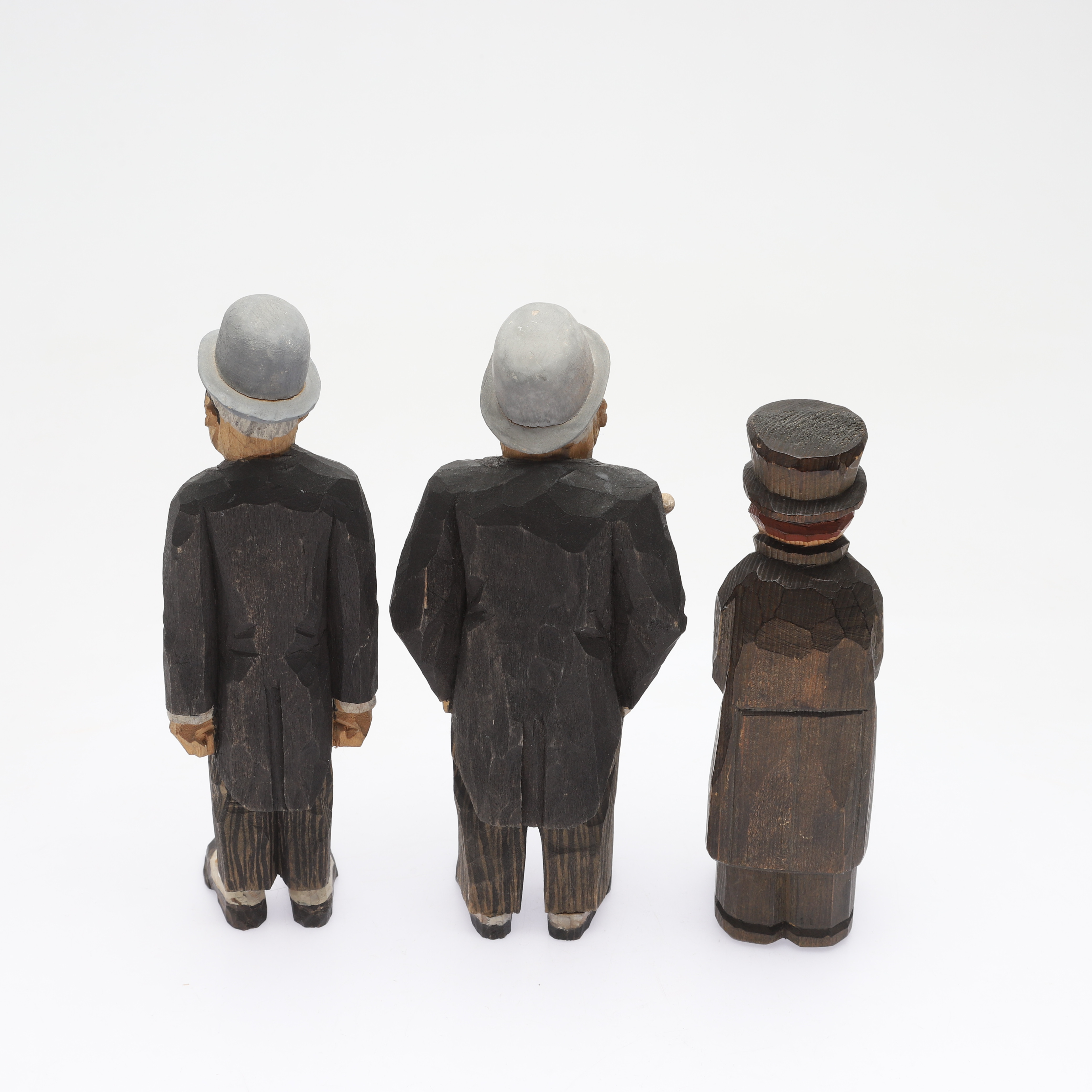 TRÄFIGURER, 3 st, b.la. Axel Ericson, Västervik, signerade och daterade ...