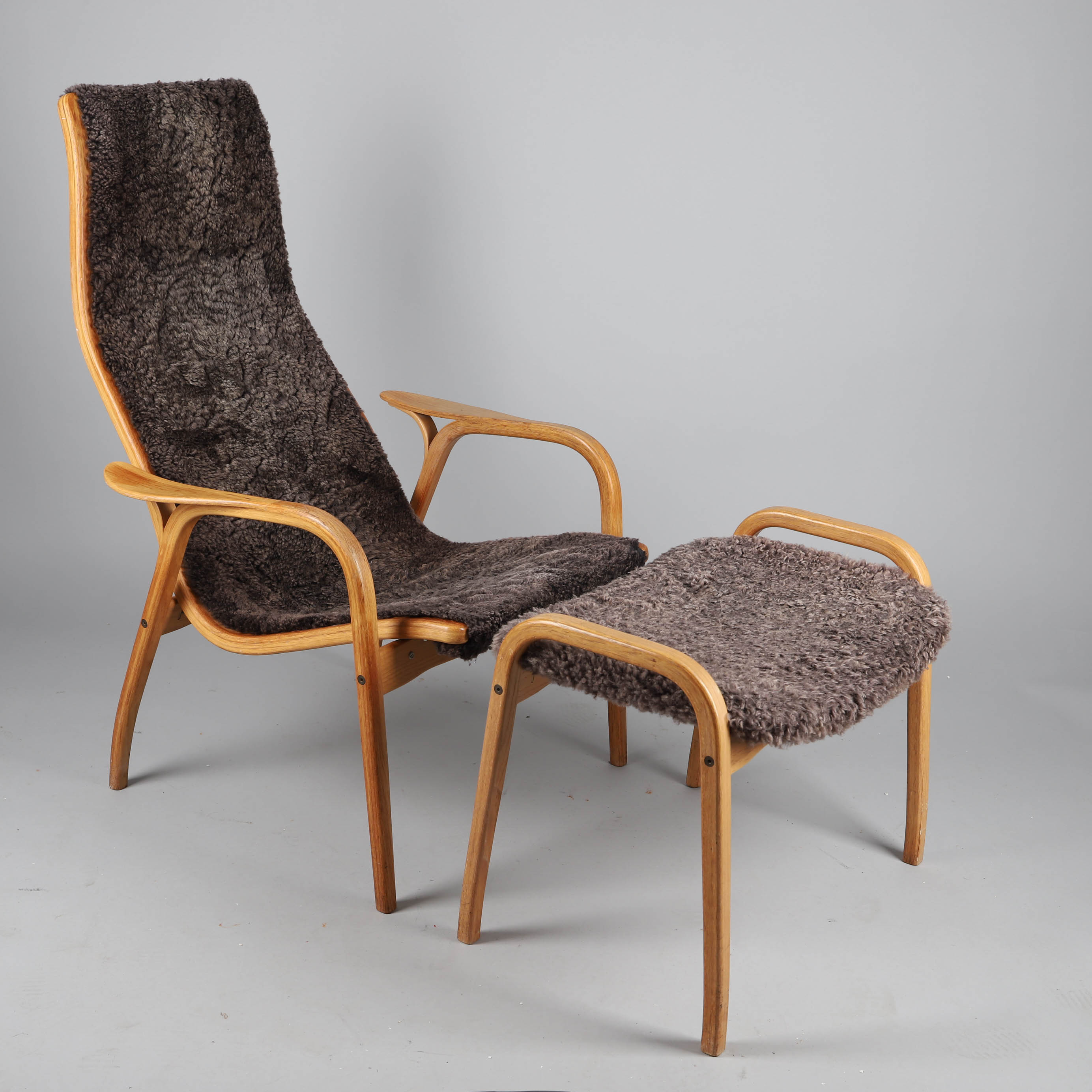 YNGVE EKSTRÖM. Fåtölj med pall, "Lamino", ek, lammskinn, Swedese ...