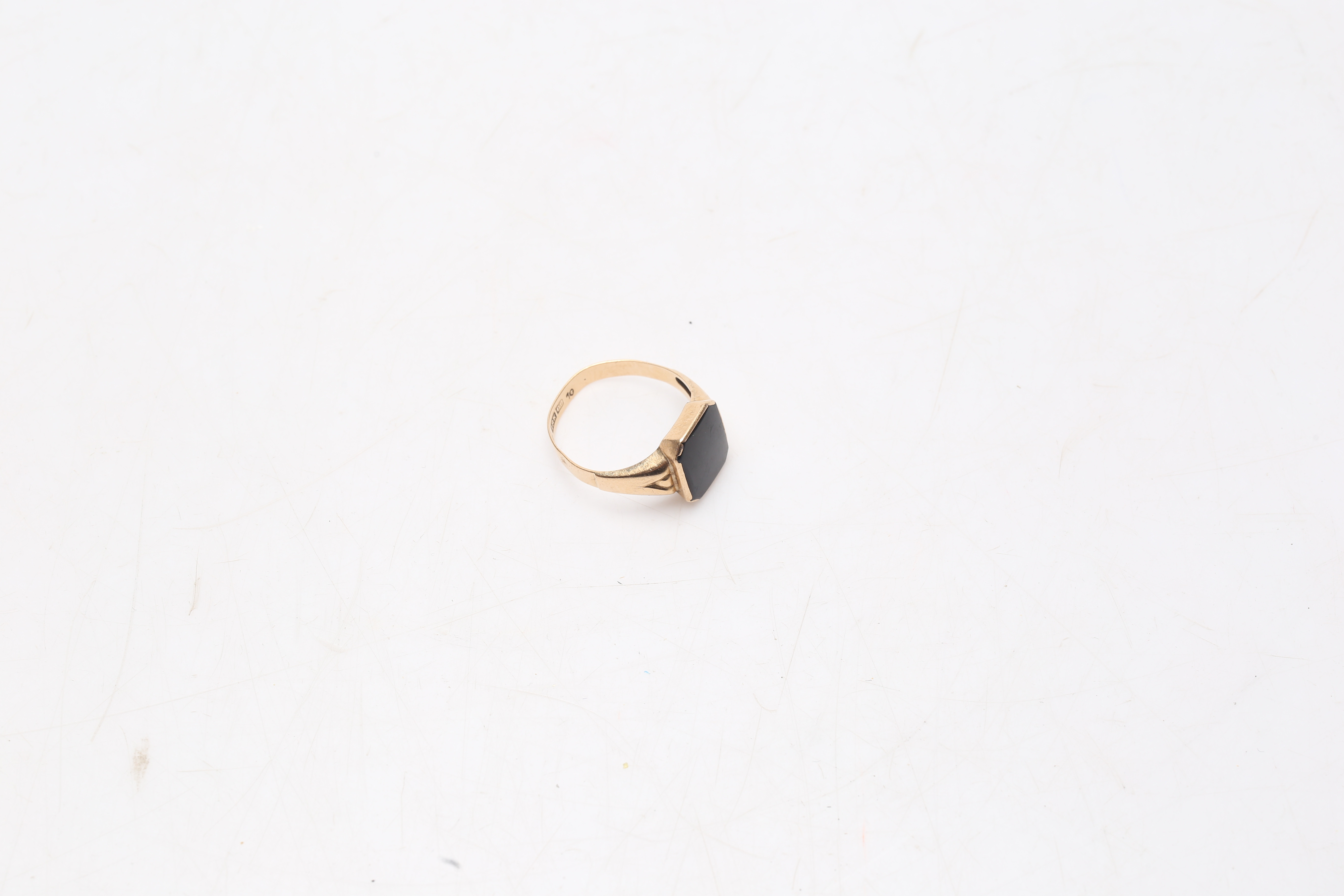 RING, med svart sten, 18k, Guld, vikt cirka 3 gram. Smycken ...
