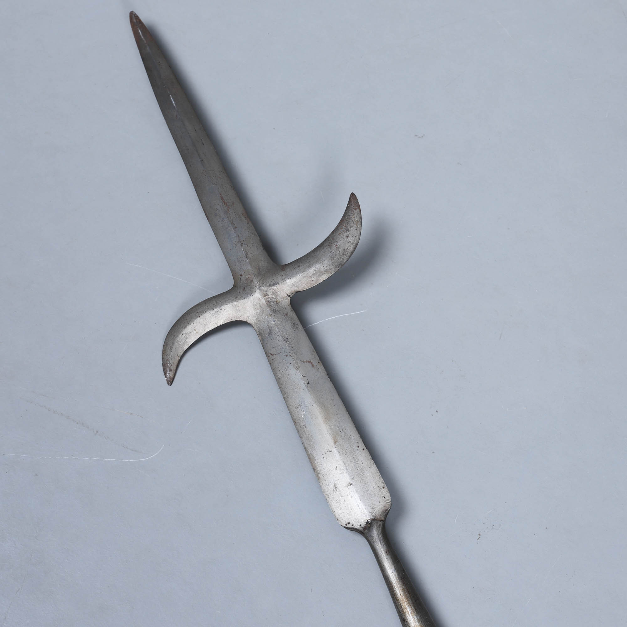 PIK MED KORSJÄRN, M/1697. Vapen & Militaria - Blankvapen - Auctionet