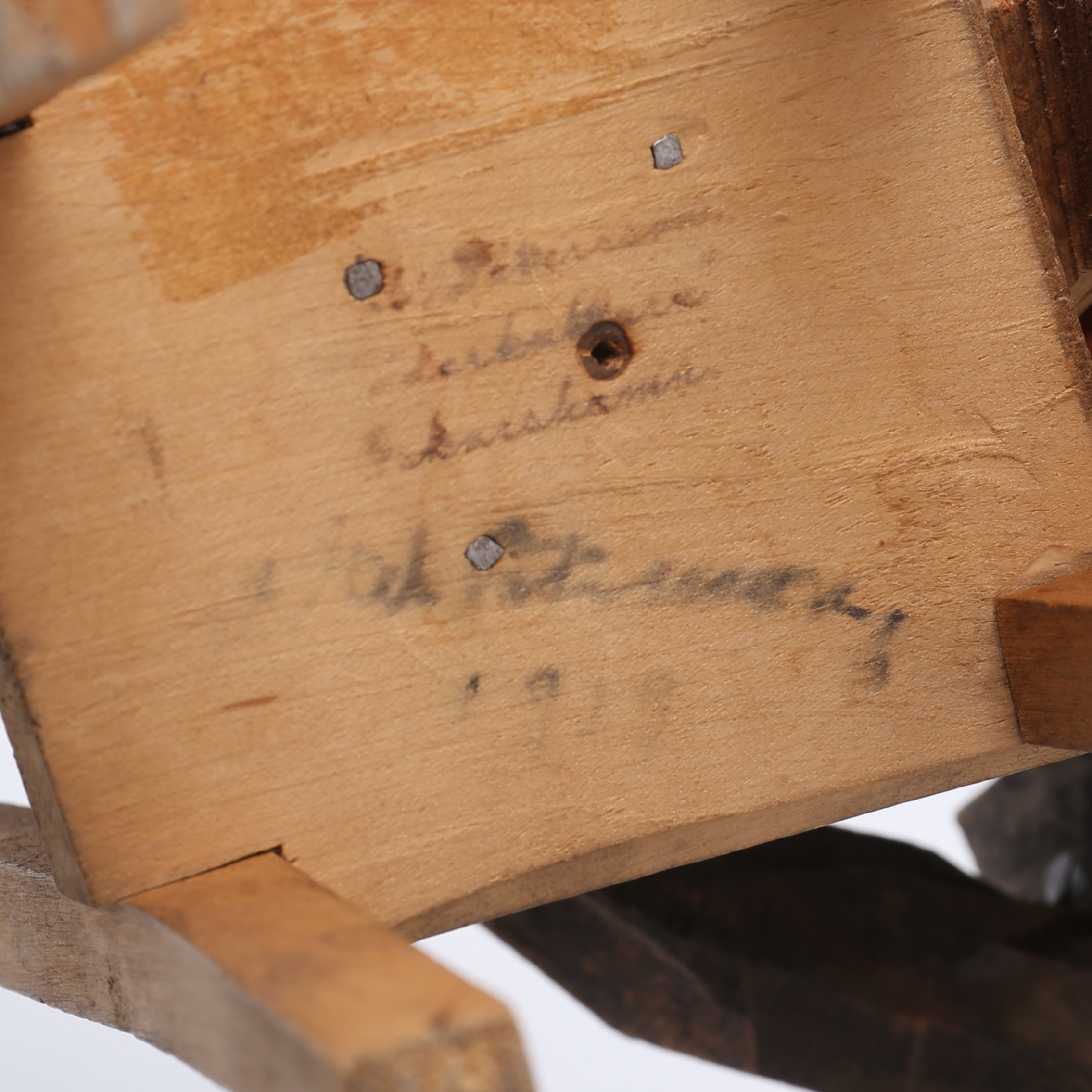 AXEL PETERSSON "DÖDERHULTARN". Skulptur, sittande dragspelare, snidat ...