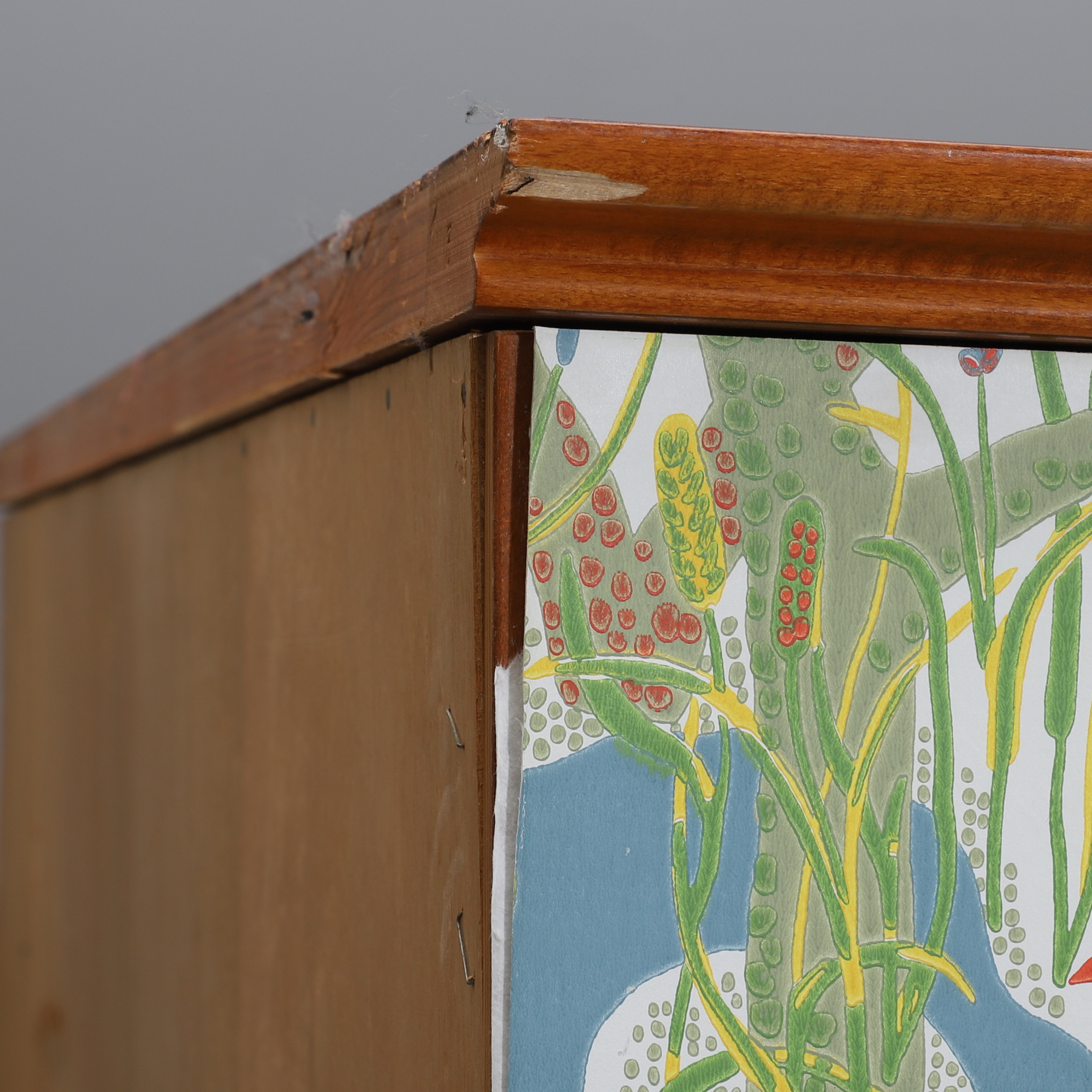 SKÅP, 1900-talets mitt, tapetserat i "Paradiset" design Josef Frank ...