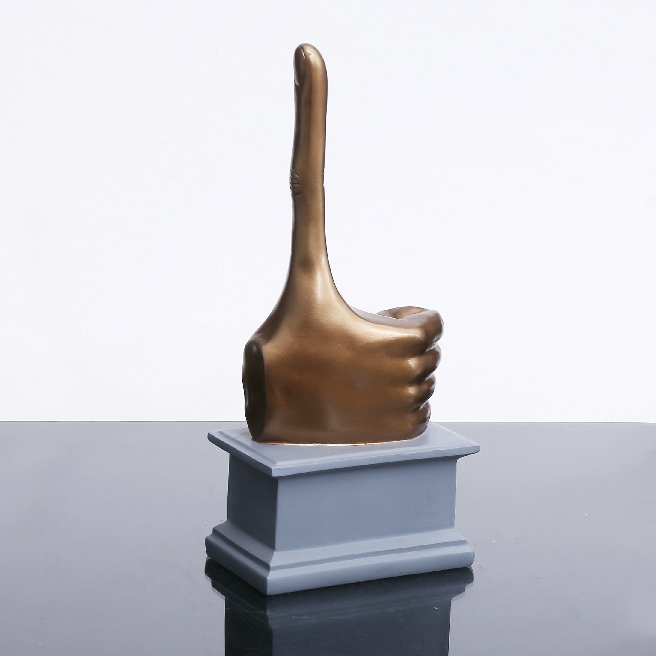 DAVID SHRIGLEY. Skulptur, "Thumbs Up", numrerad 2354/3000. Konst ...