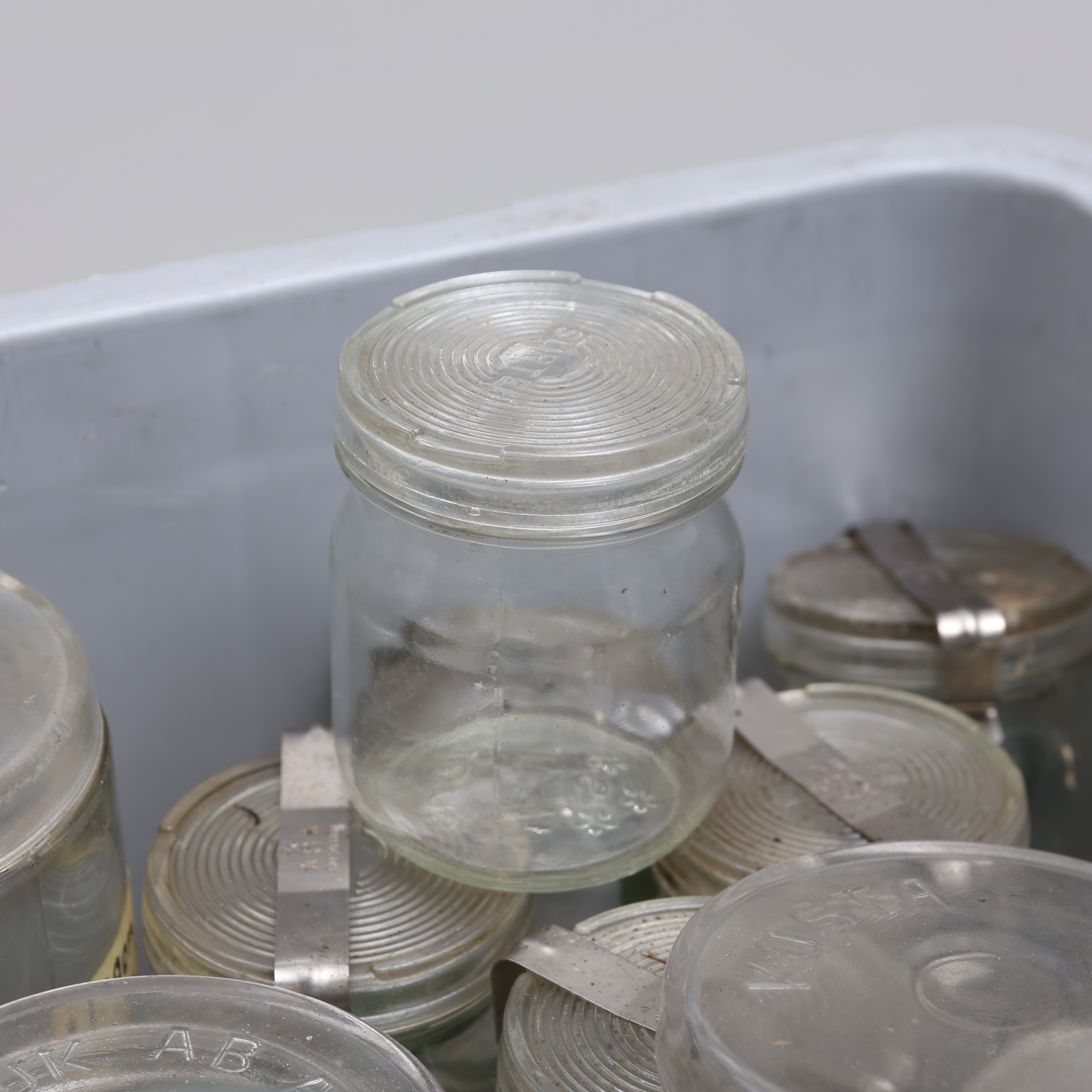 Bilder för 3481263. GLASBURKAR med lock, 35 st sk konserveringsburkar ...