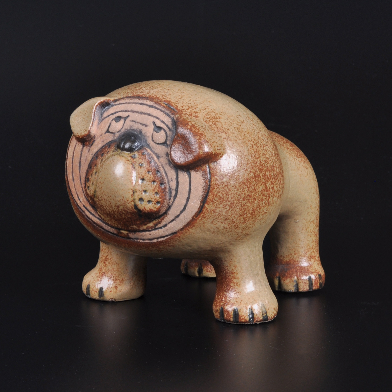 LISA LARSON. Figurine, bulldog midi, “kennel”, stoneware, partly ...