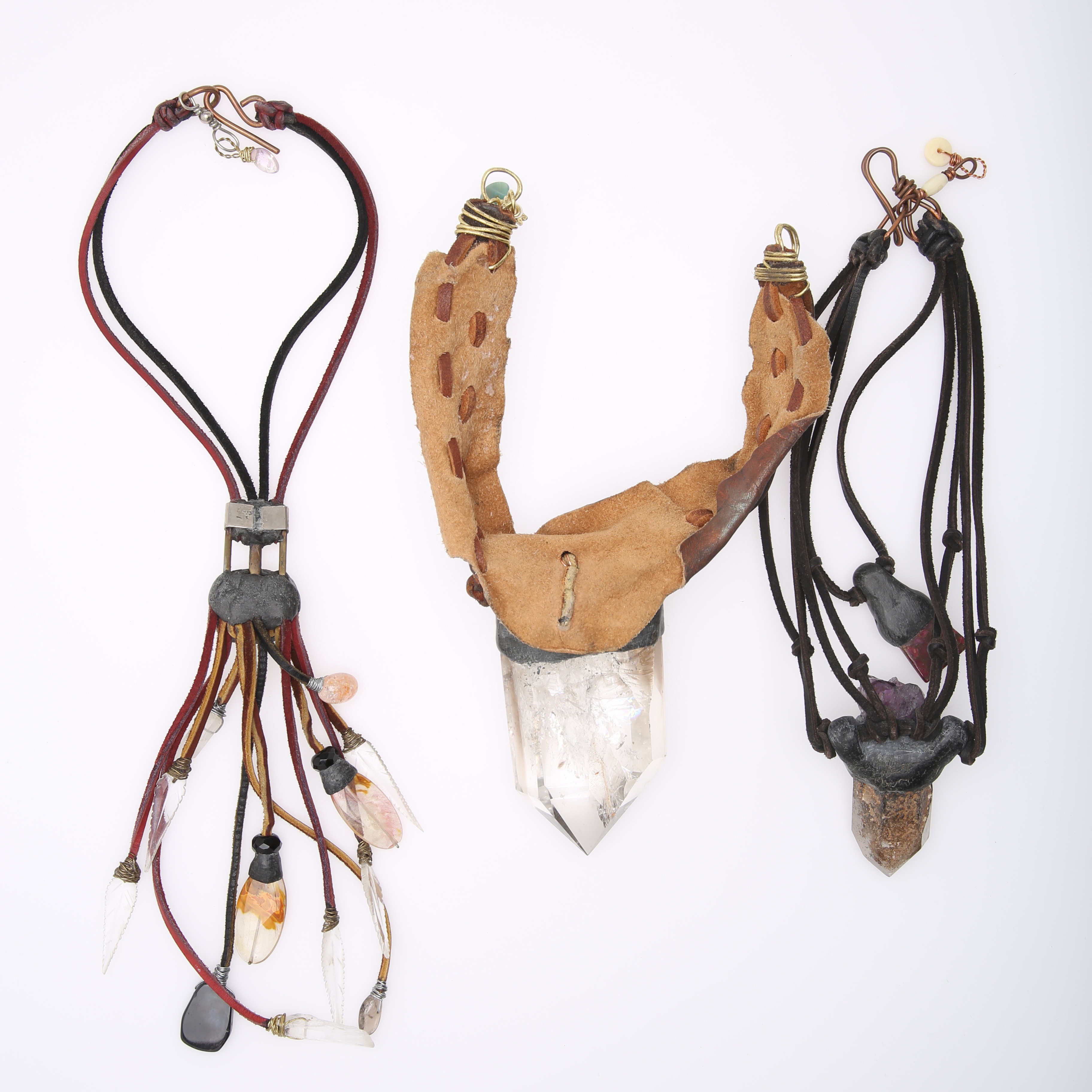 Bilder för 3604322. ANOTHAI HANSEN. Collier/amuletter, 3 st, mineral ...