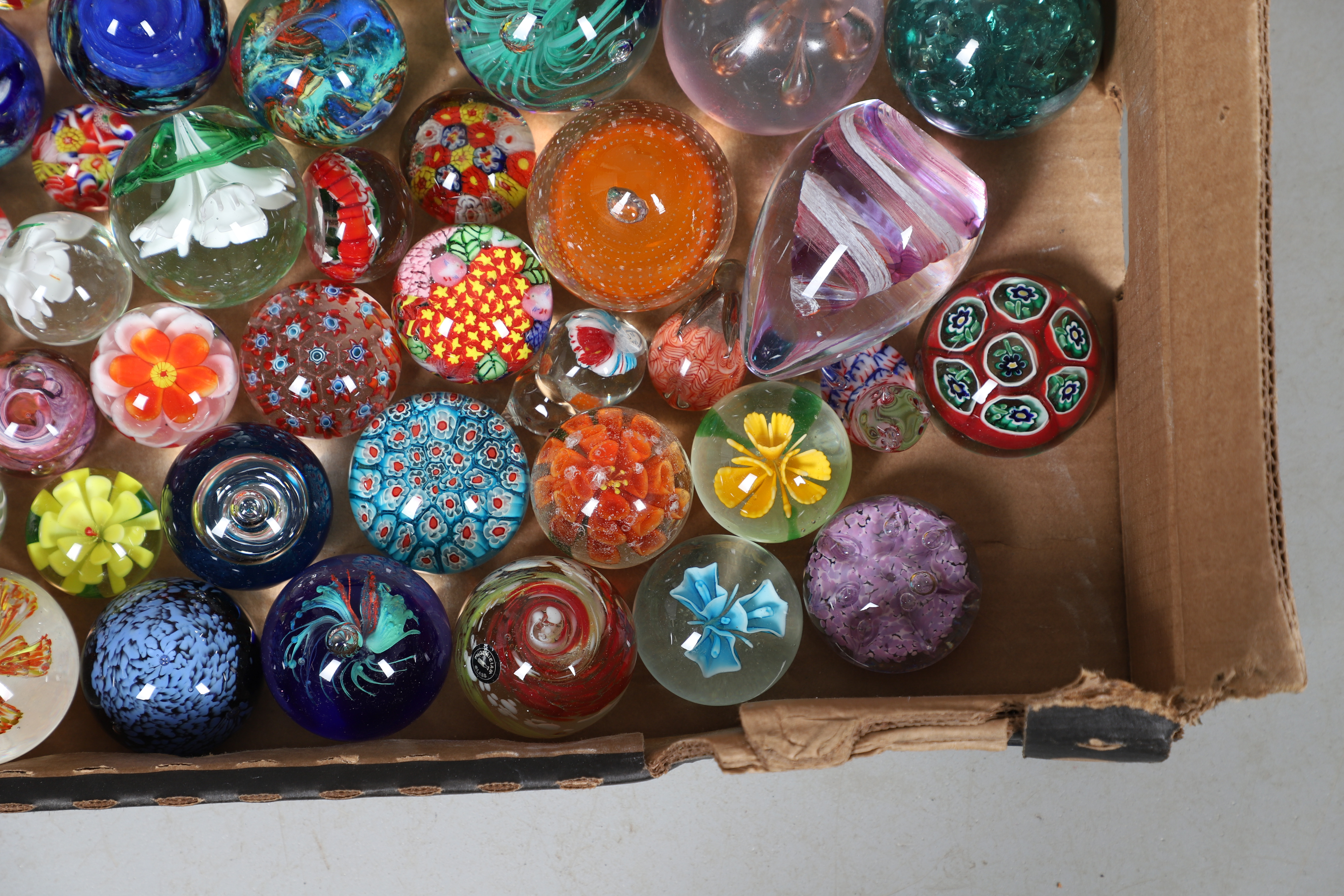 Images for 3886666. A LARGE COLLECTION OF GLASS PAPERWEIGHTS. - Auctionet