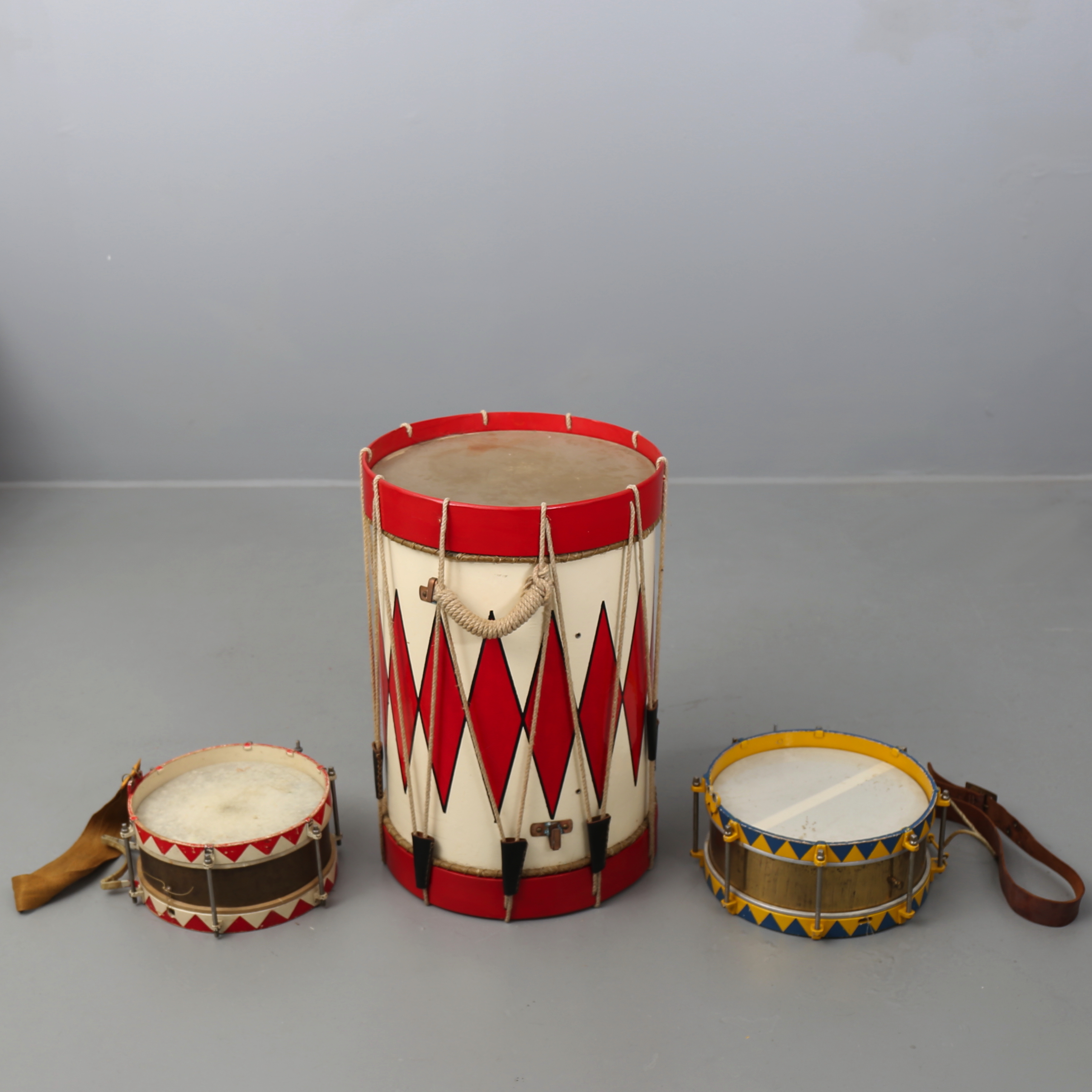 Bilder för 400669. TRUMMOR, 3 st, militära modeller, 1 bastrummor, 2 ...