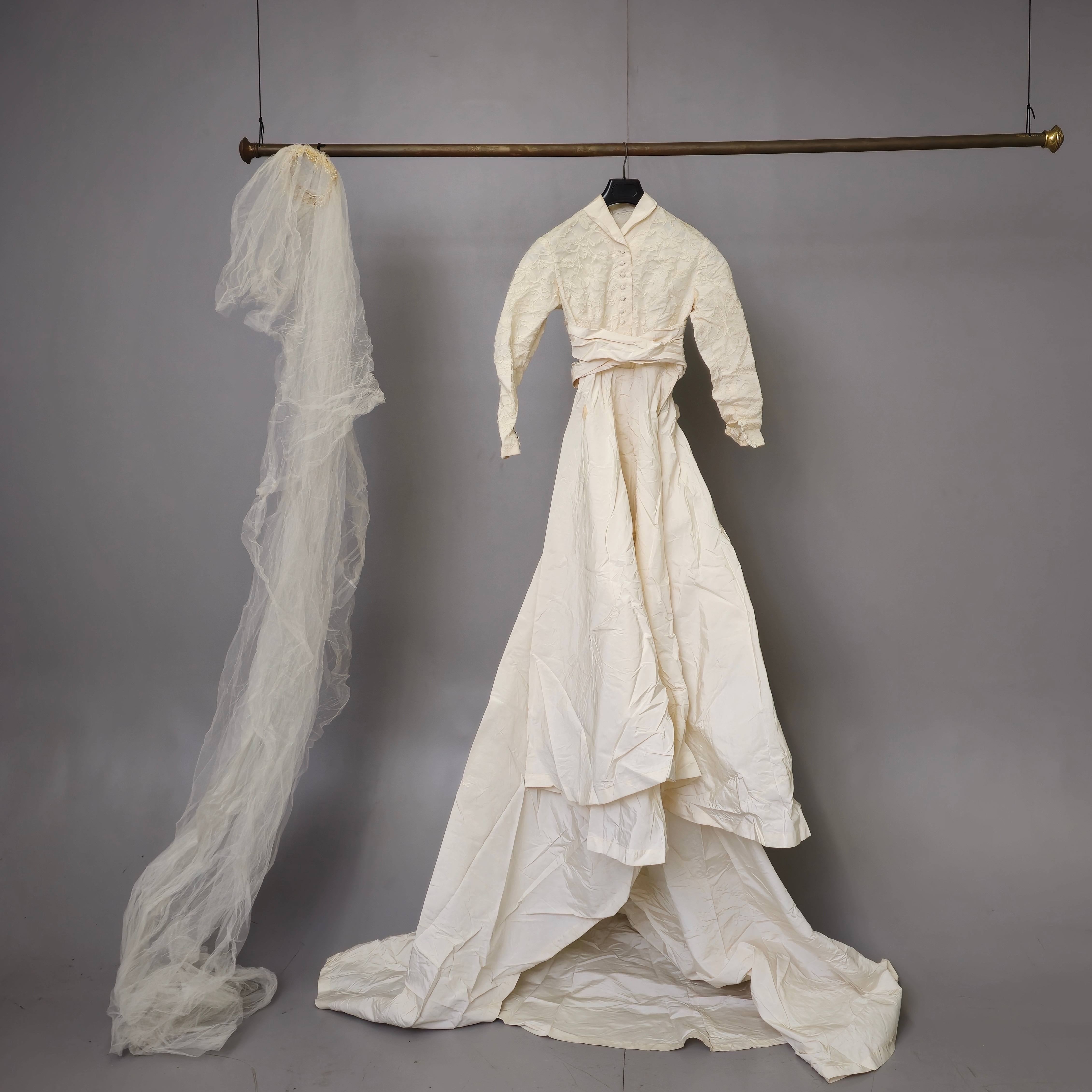 TRAJE DE NOVIA EN SEDA COLOR CRUDO. CUERPO ENCAJE MANUAL. C. 1940S ...