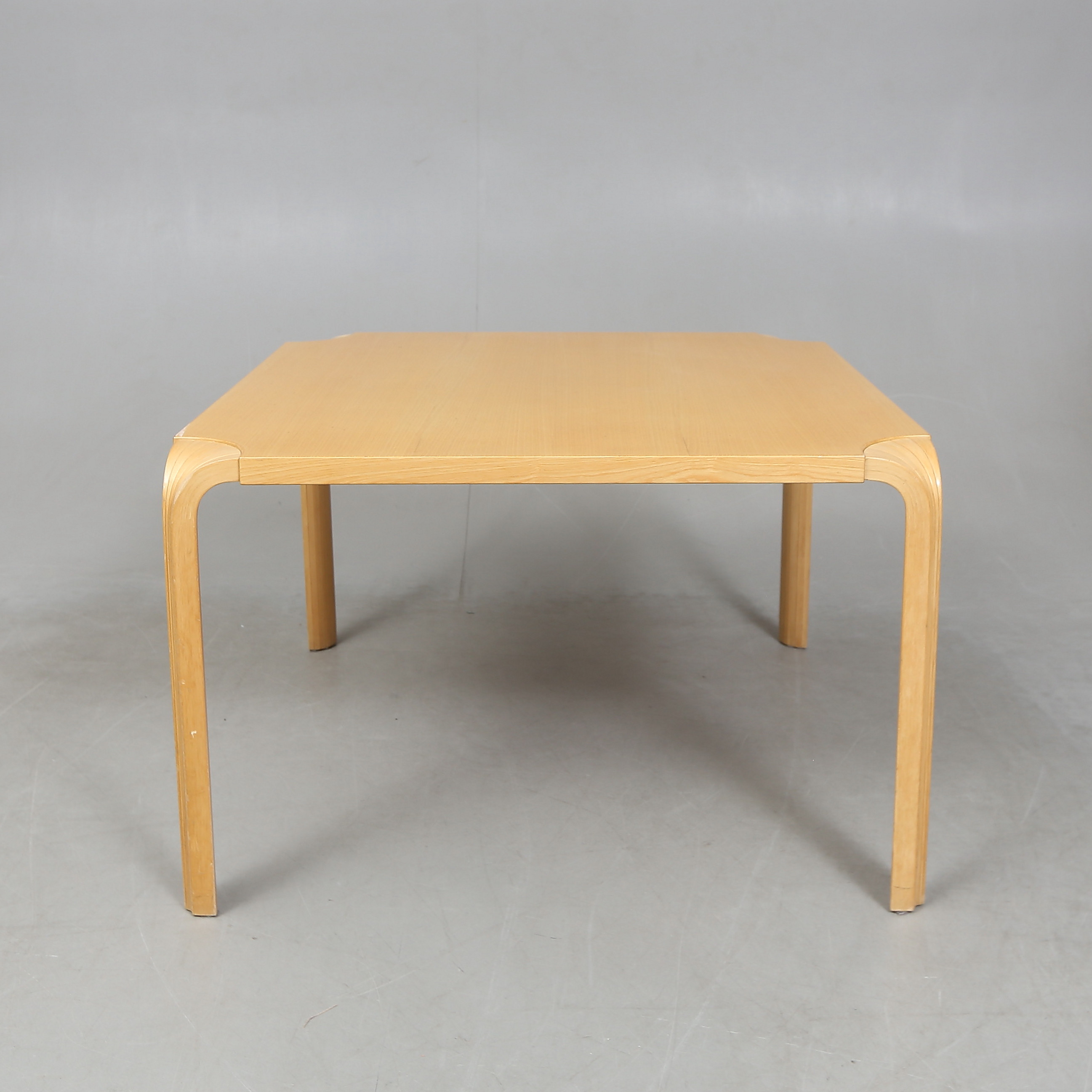 Bilder för 4179393. ALVAR AALTO. bord, model MX800B, Artek. - Auctionet