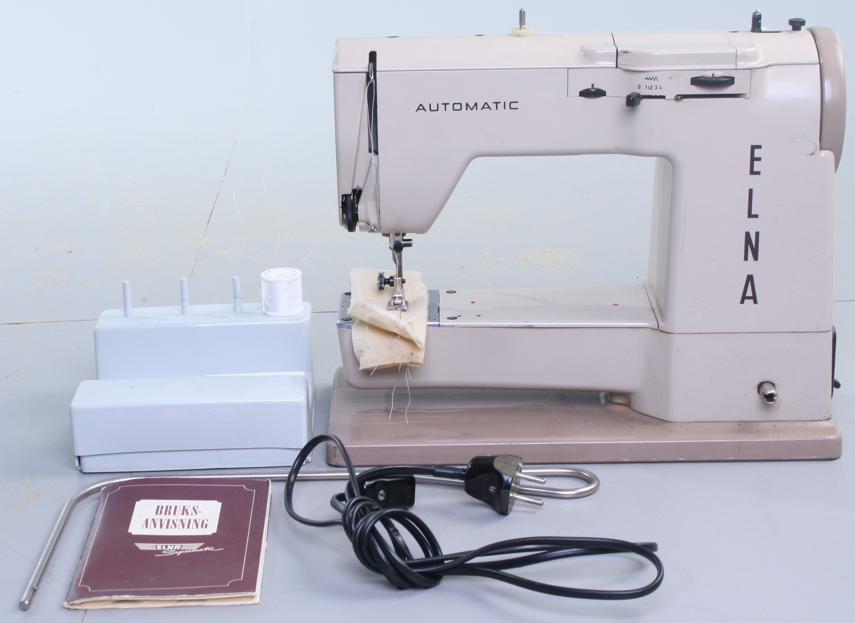 Bilder zu 436680. NÄHMASCHINE, "Grashüpfer" Elna Automatic. - Auctionet