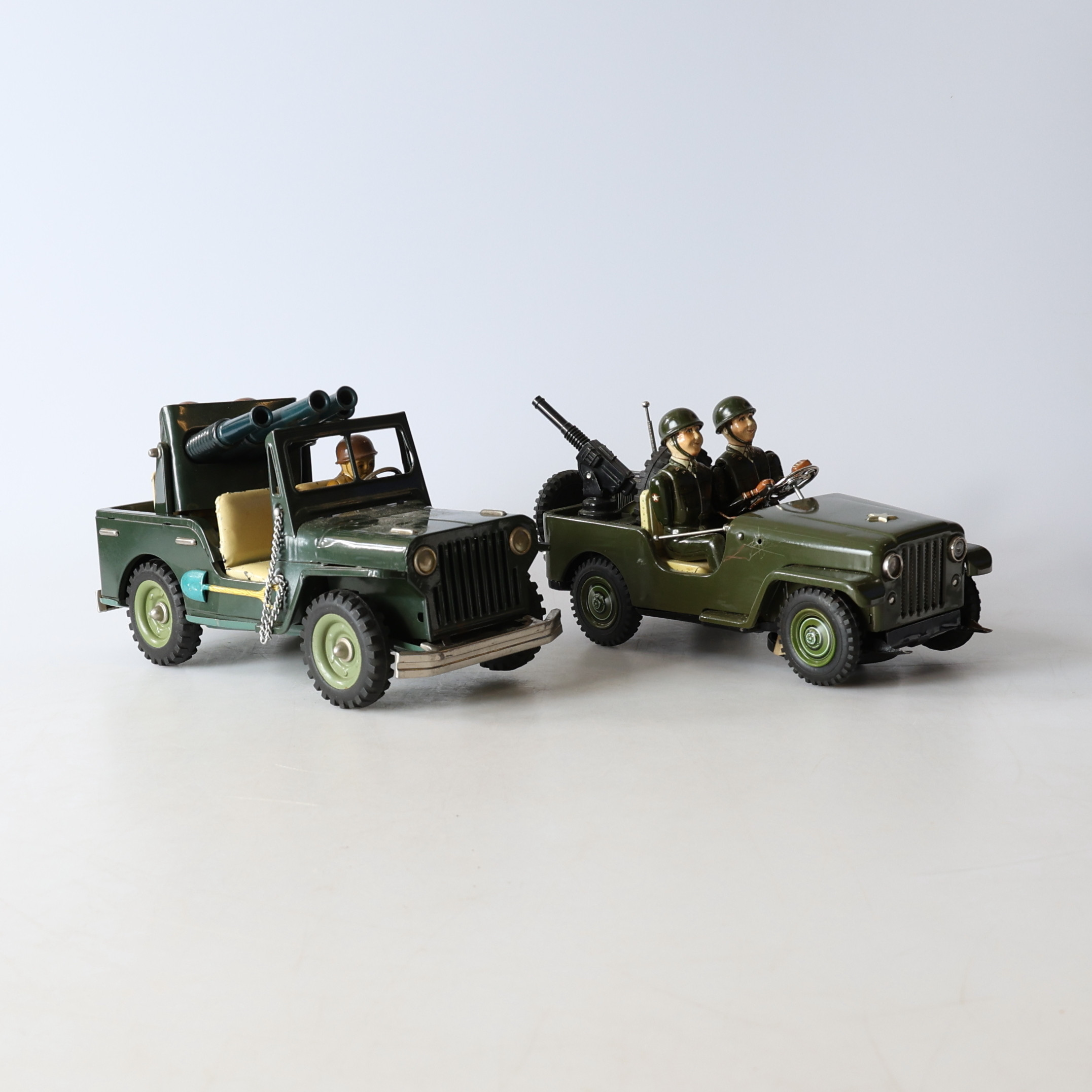 Bilder för 4417101. LEKSAKSJEEPAR, 2 st, plåt, Japan. - Auctionet