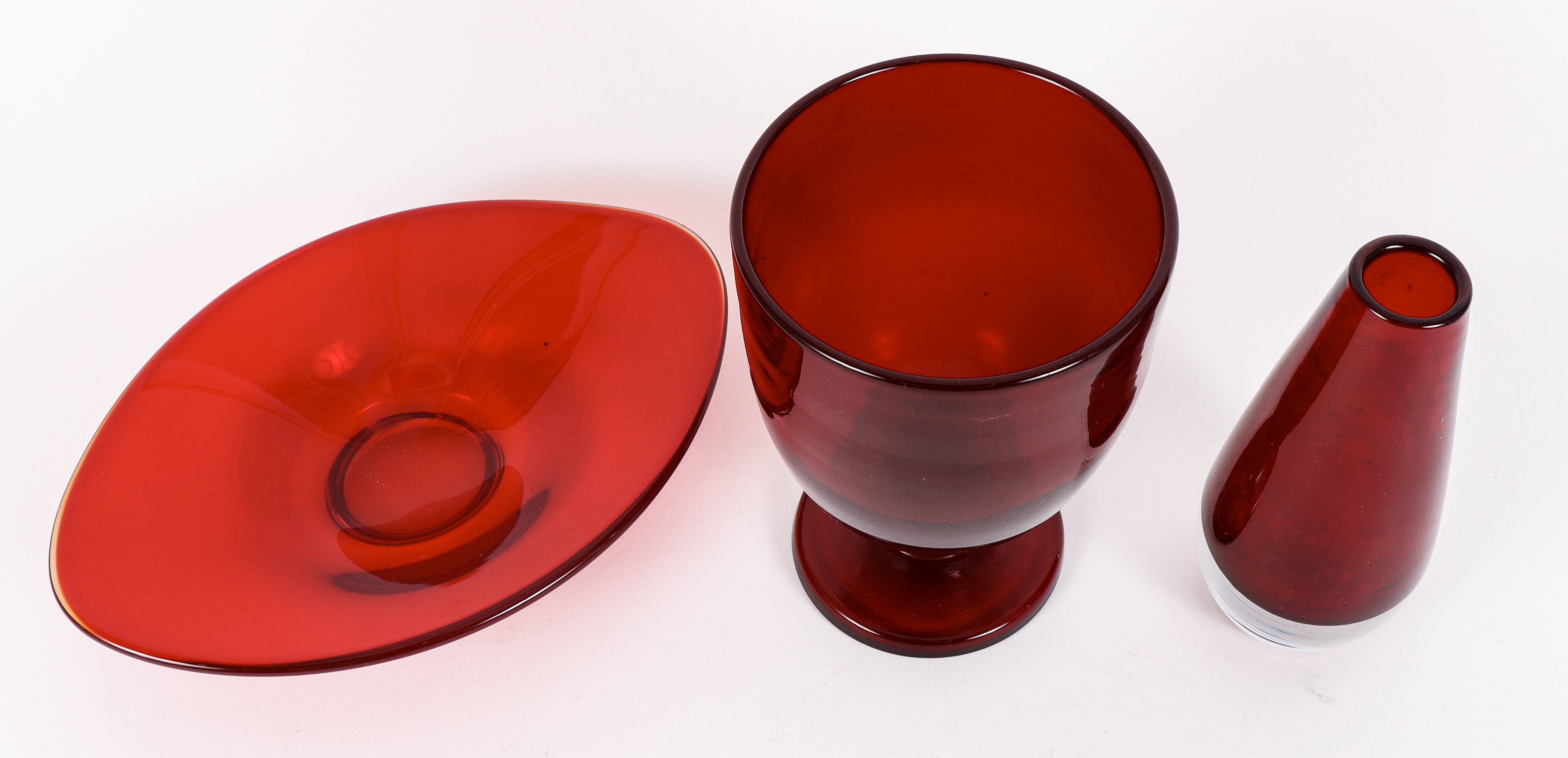 RED GLASS 3 pieces, including Reijmyre. Glass - Other - Auctionet