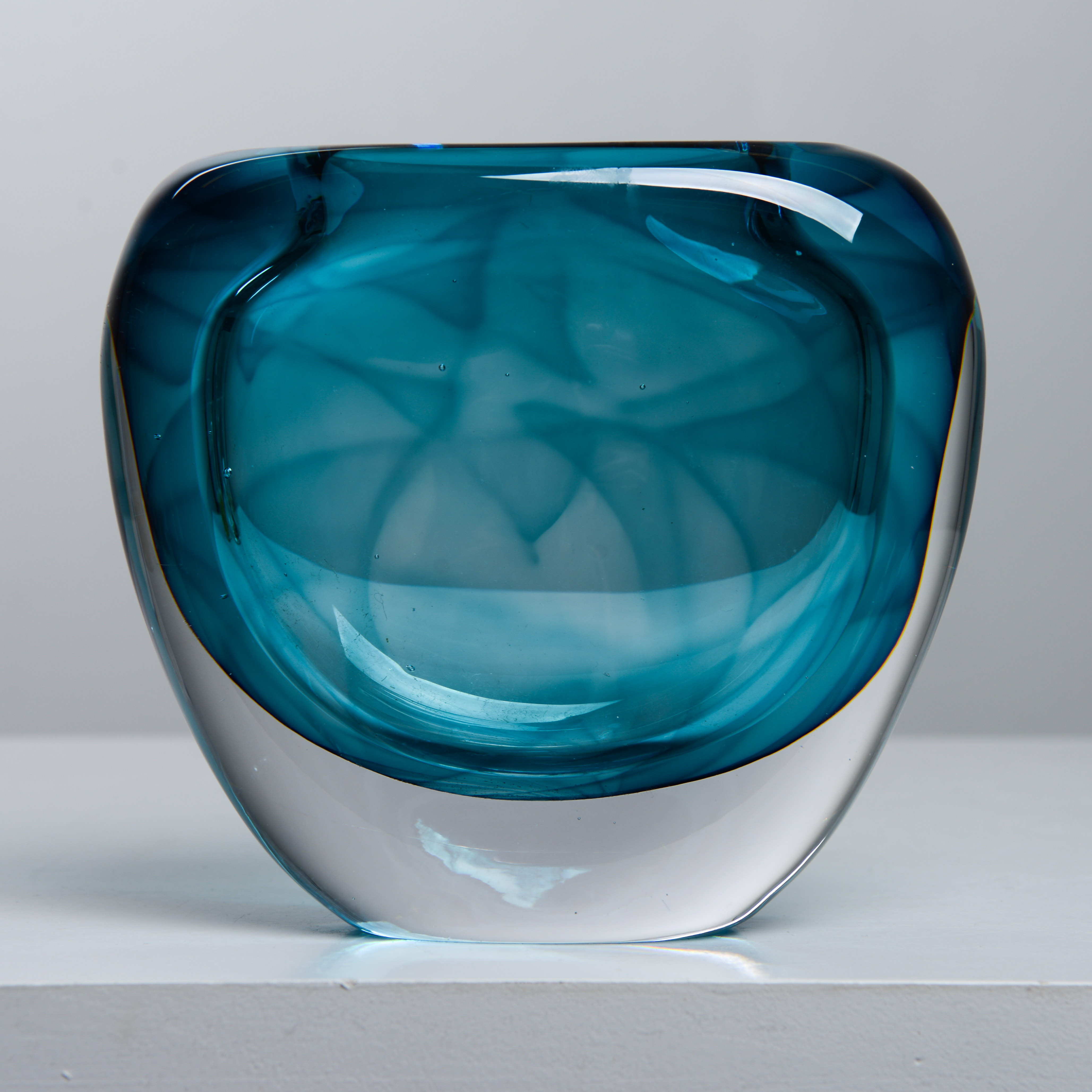 Bilder för 4581633. VICKE LINDSTRAND. Vas, "Colora", Kosta, signerad ...