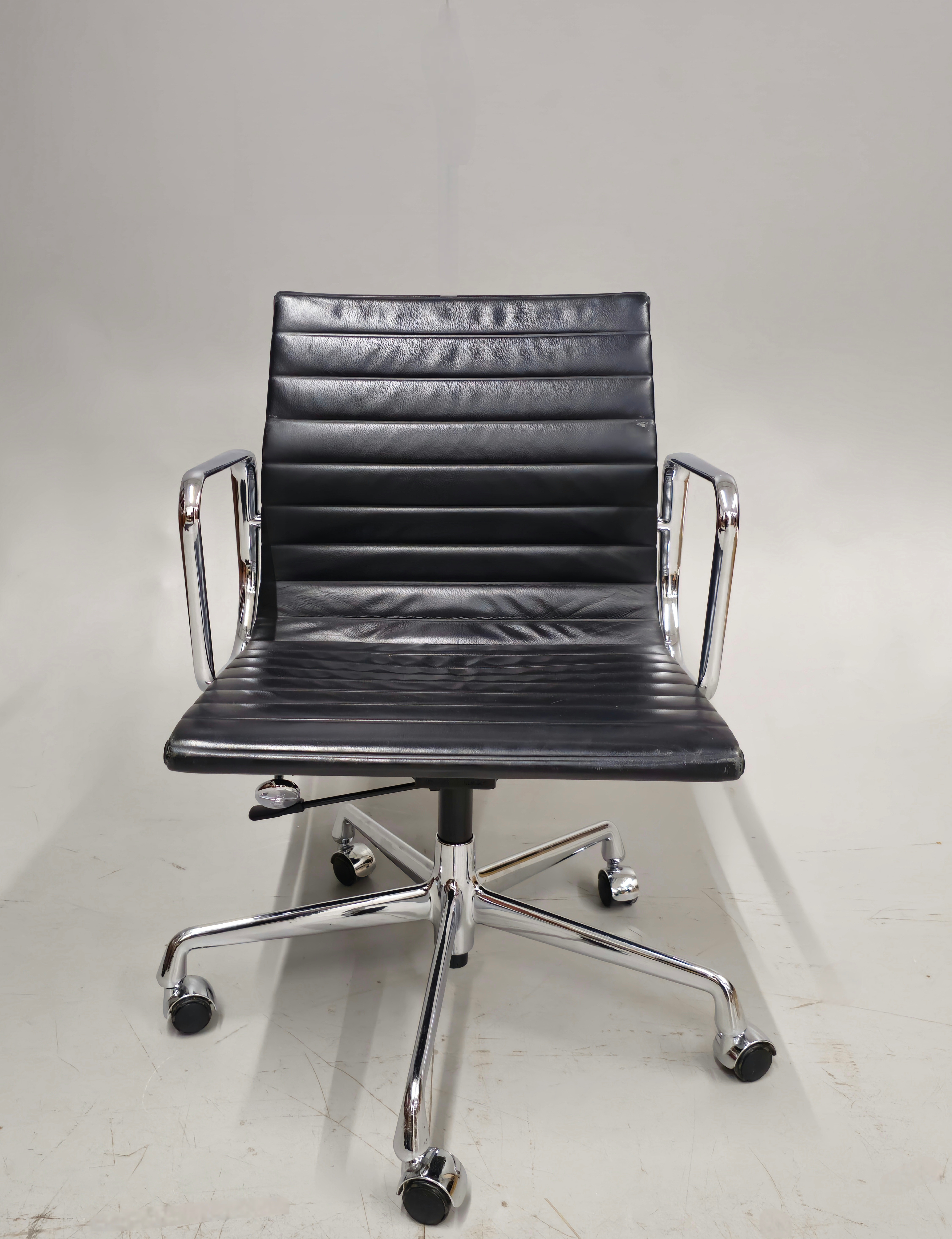 Images for 4587933. CHARLES EAMES. ALUMINUM MANAGEMENT DESK CHAIR FOR ...