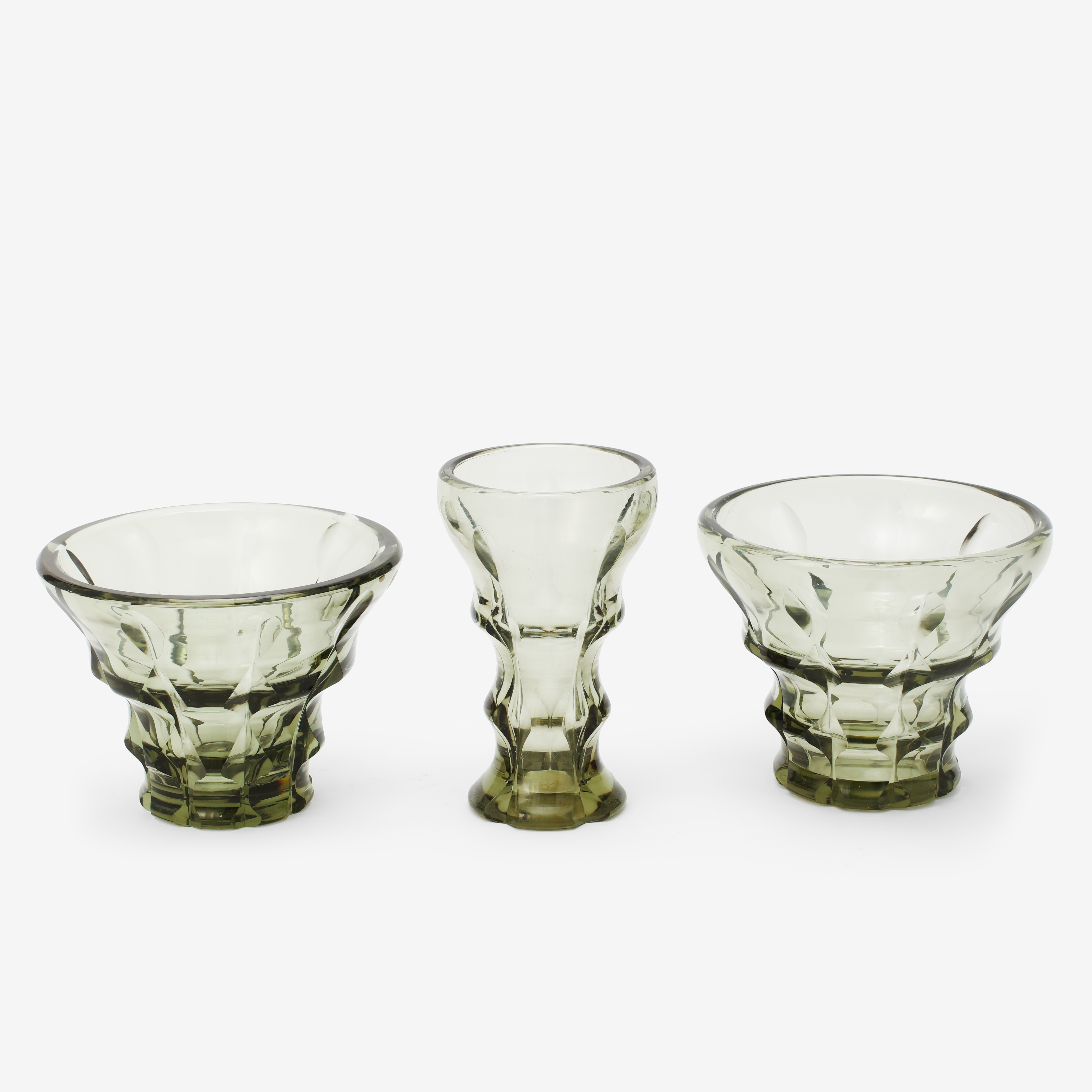 ATTRIBUTED TO SIMON GATE. A vase and two bowls, Eda Glasbruk, 1930's ...