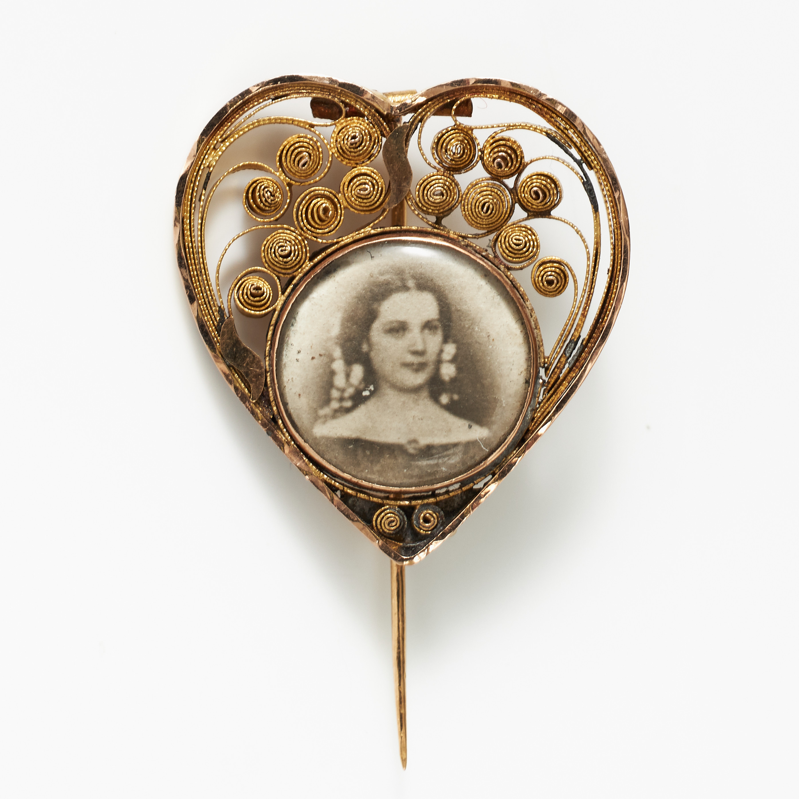 A brooch, 18k gold, in the shape of a heart with hide, filigree ...