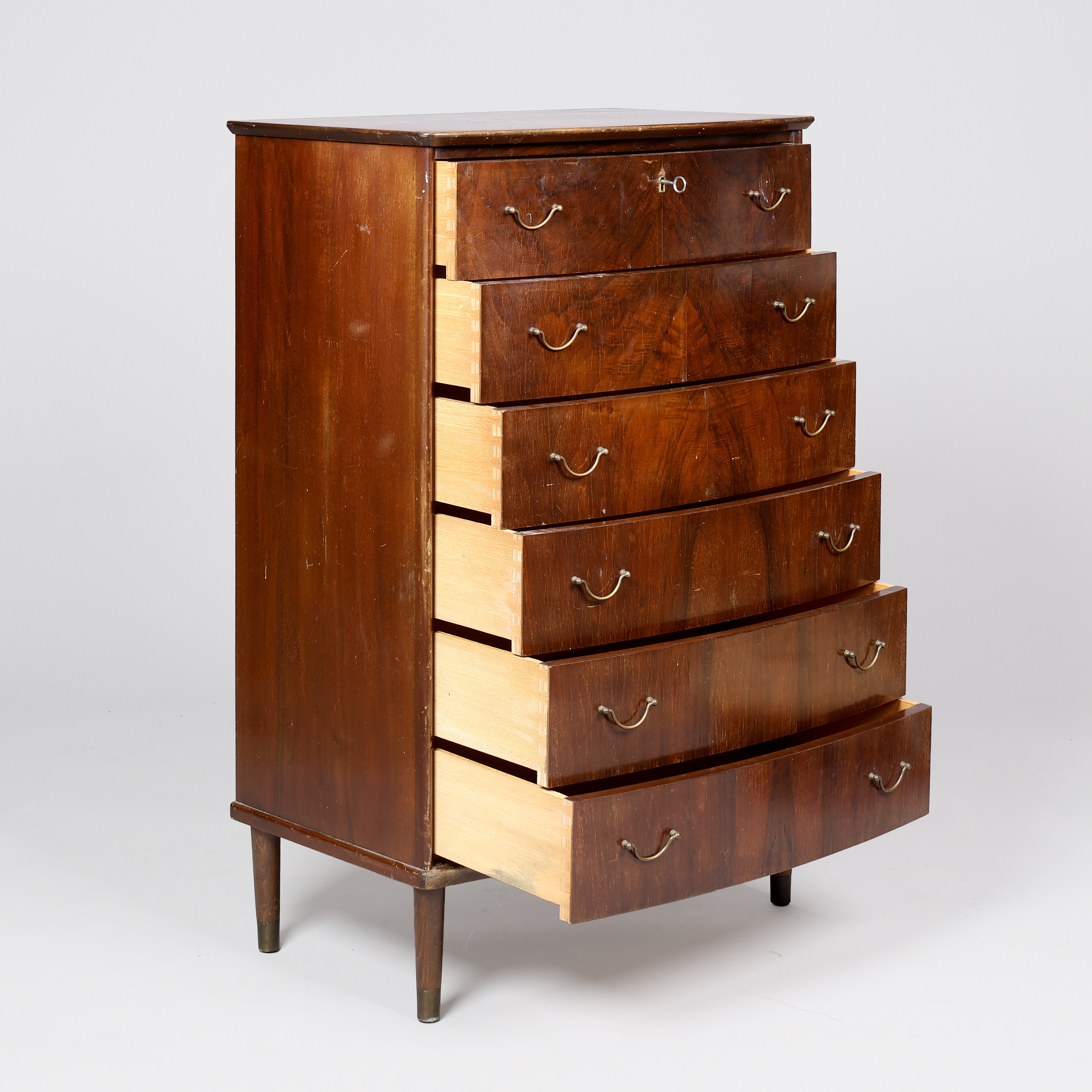 Bilder för 4631869. Byrå av mahogny och mutter med sex lådor, handtag i ...