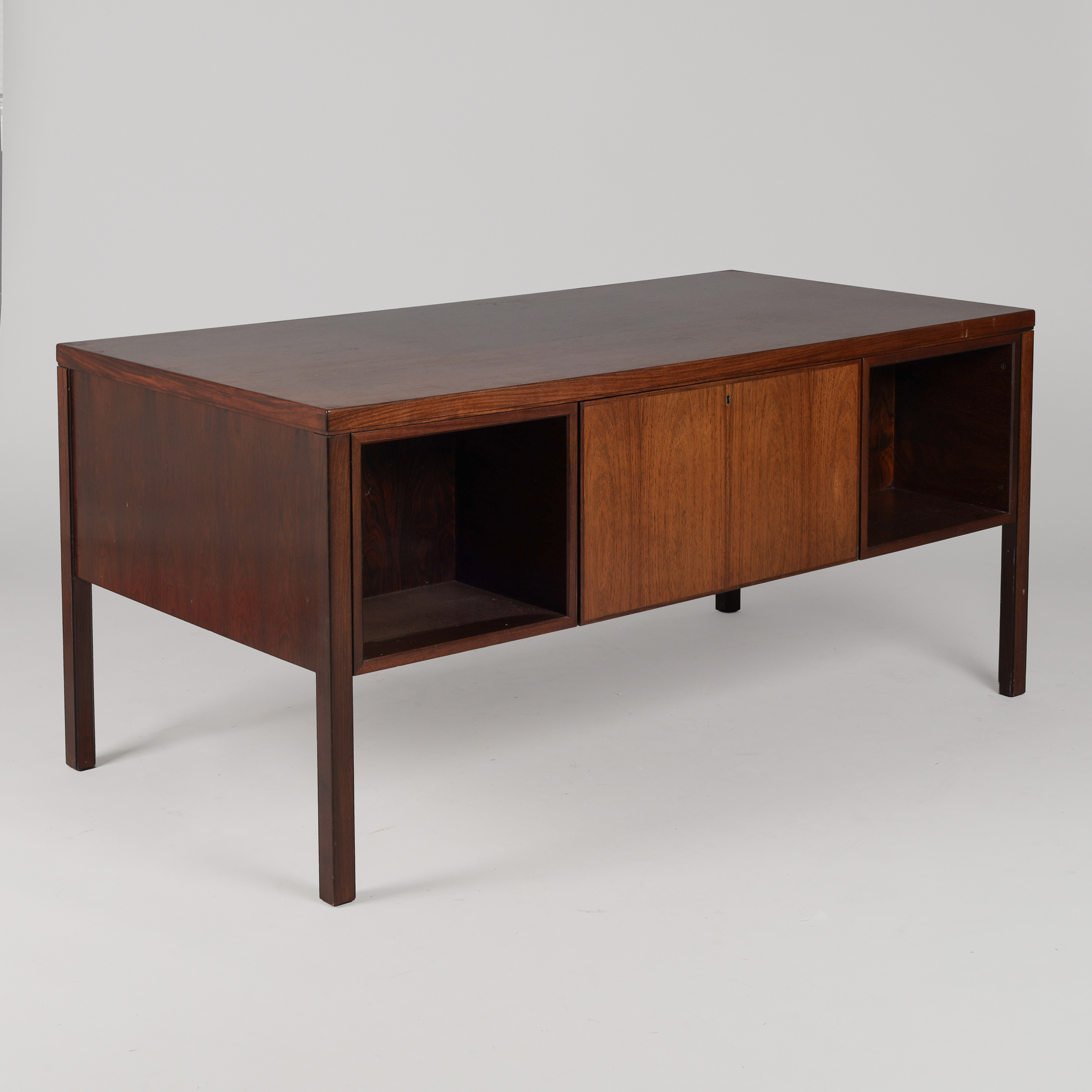 Bilder för 4638671. GUNNI OMANN. Fristående skrivbord i palisander ...