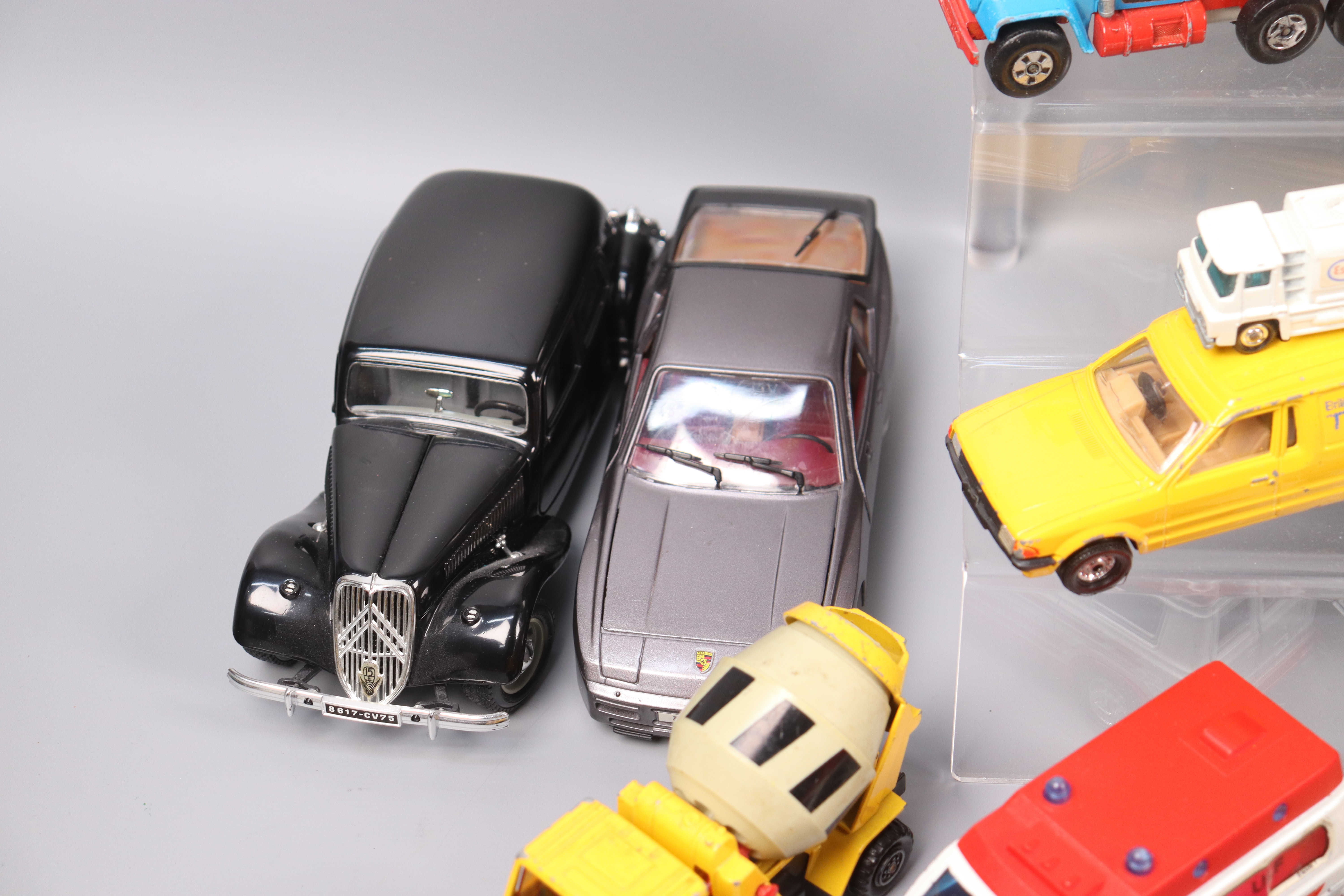 Bilder von 4646885. MODELLAUTOS, Matchbox, Lego, Majorette, Husky usw ...