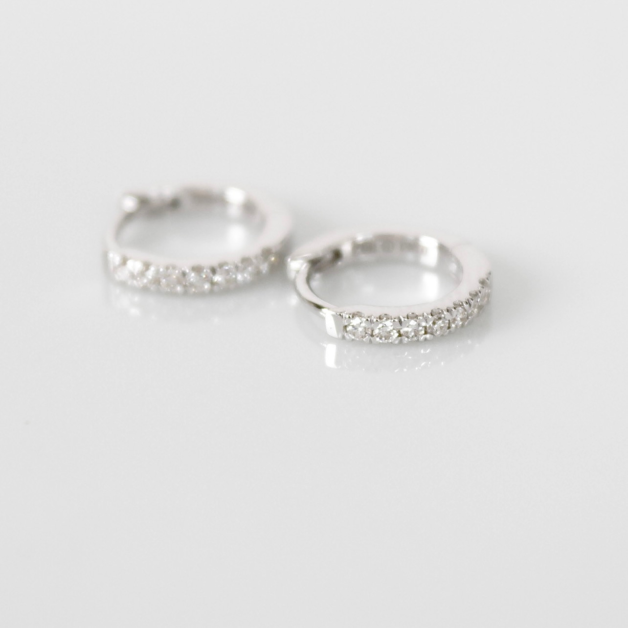 A pair of diamond rings, 0,12ct, white gold 18K. Jewellery & Gemstones - Earrings - Auctionet