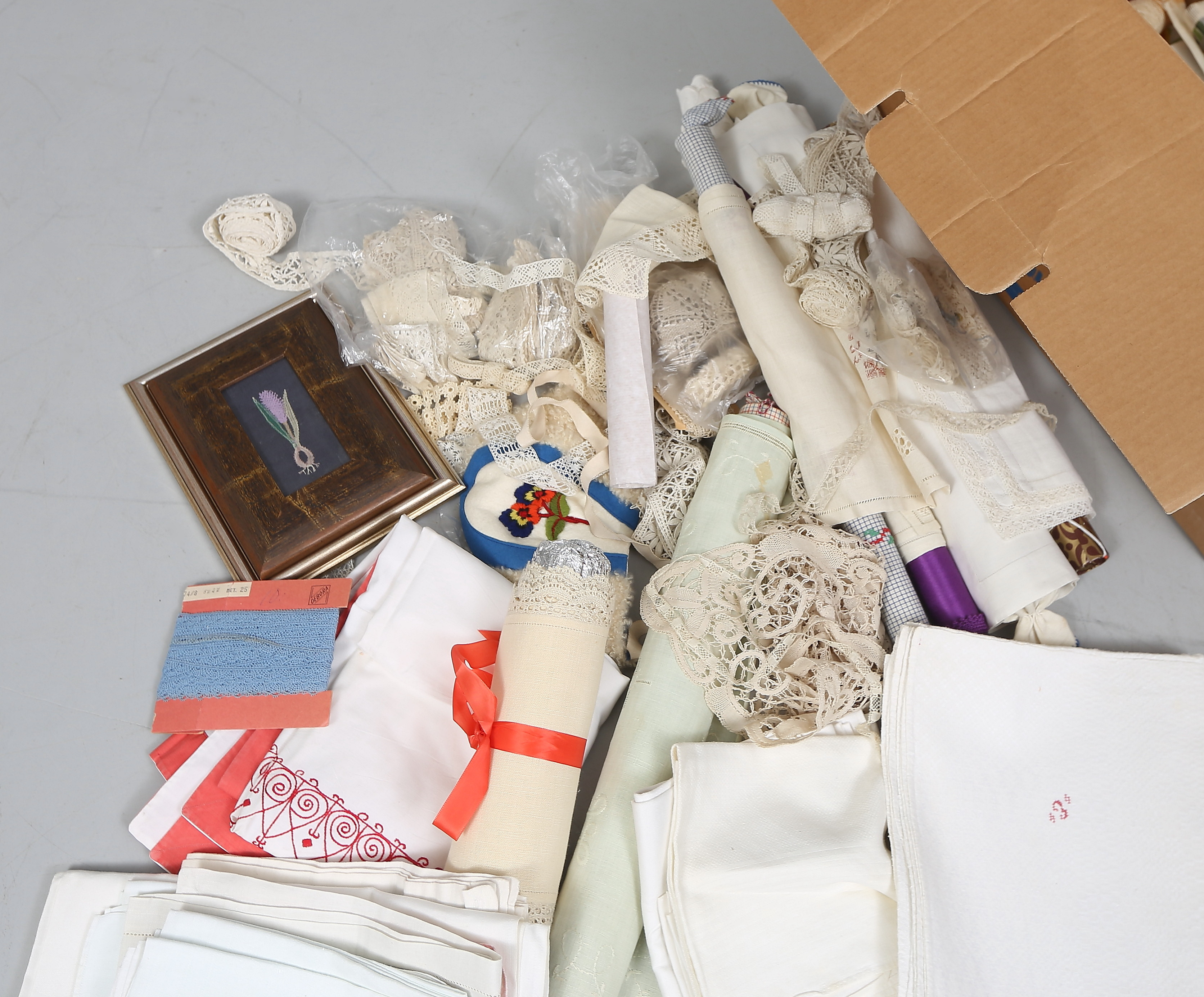 Bilder för 4665721. LINNEVAROR, mestadels dukar. - Auctionet