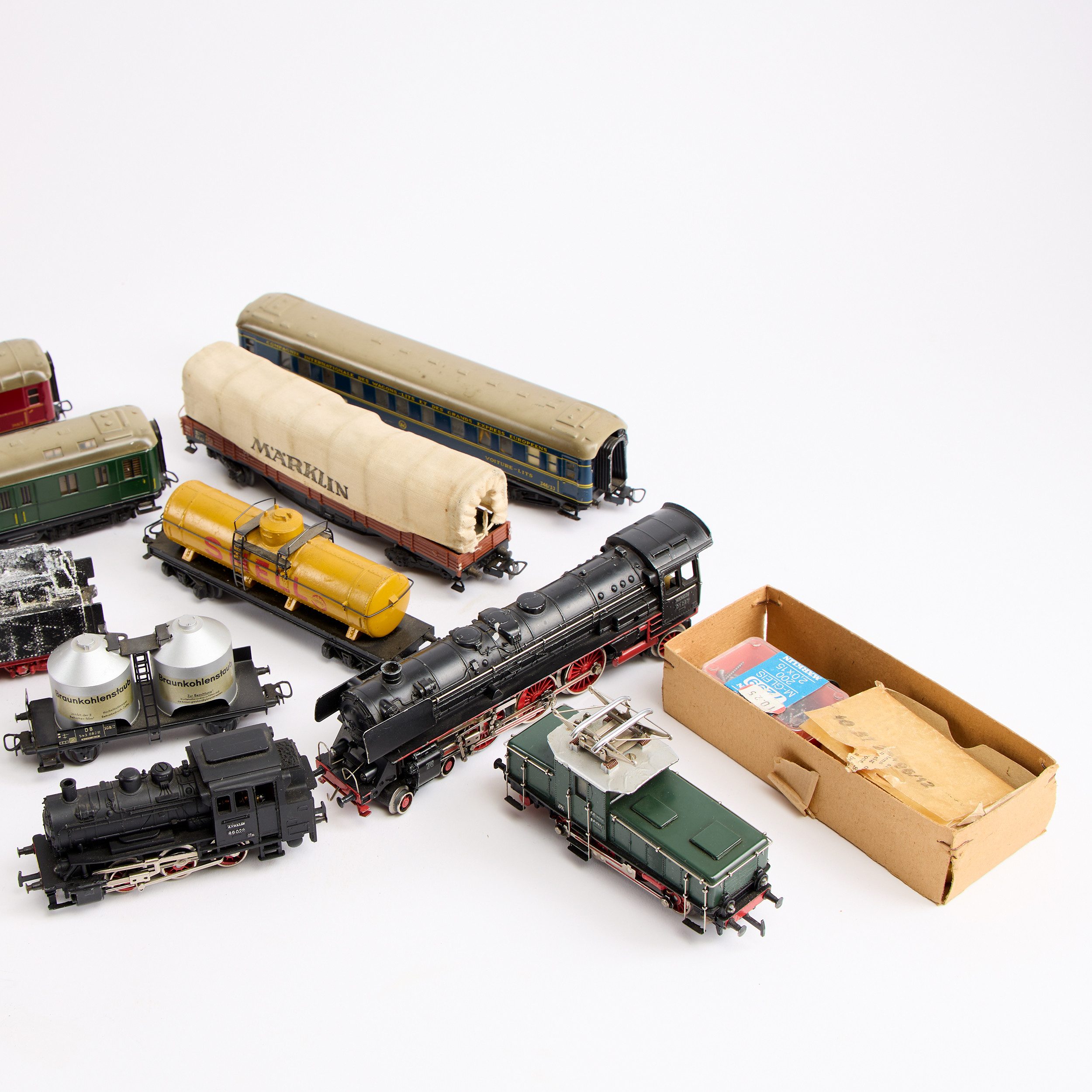 Bilder von 4670464. ZUGTEILE, bestehend aus Waggons, Büchern, Häusern ...
