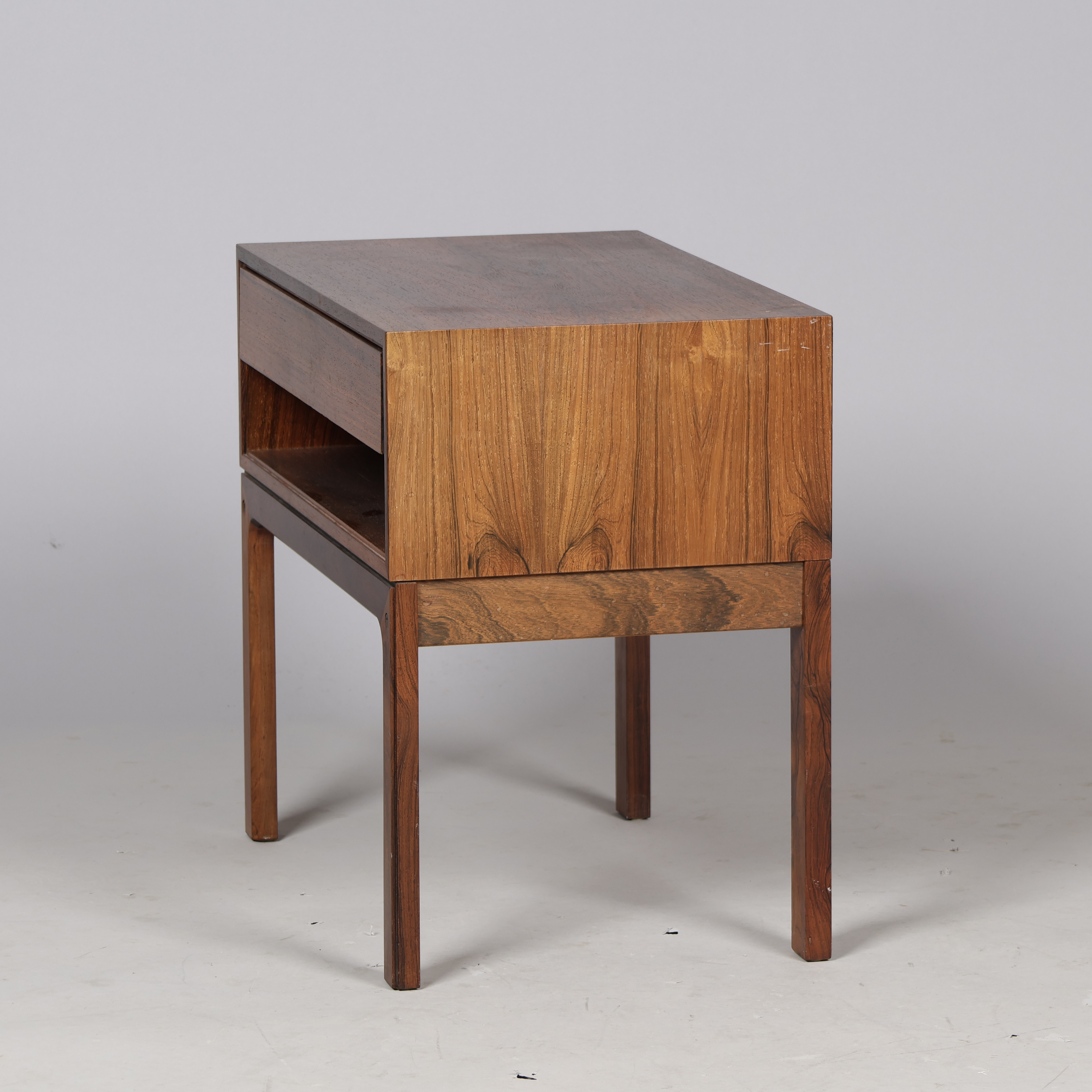 Bilder för 4679410. Sidobord med rosenträlåda. Dansk möbelproduktion. omkring 1960-talet ...