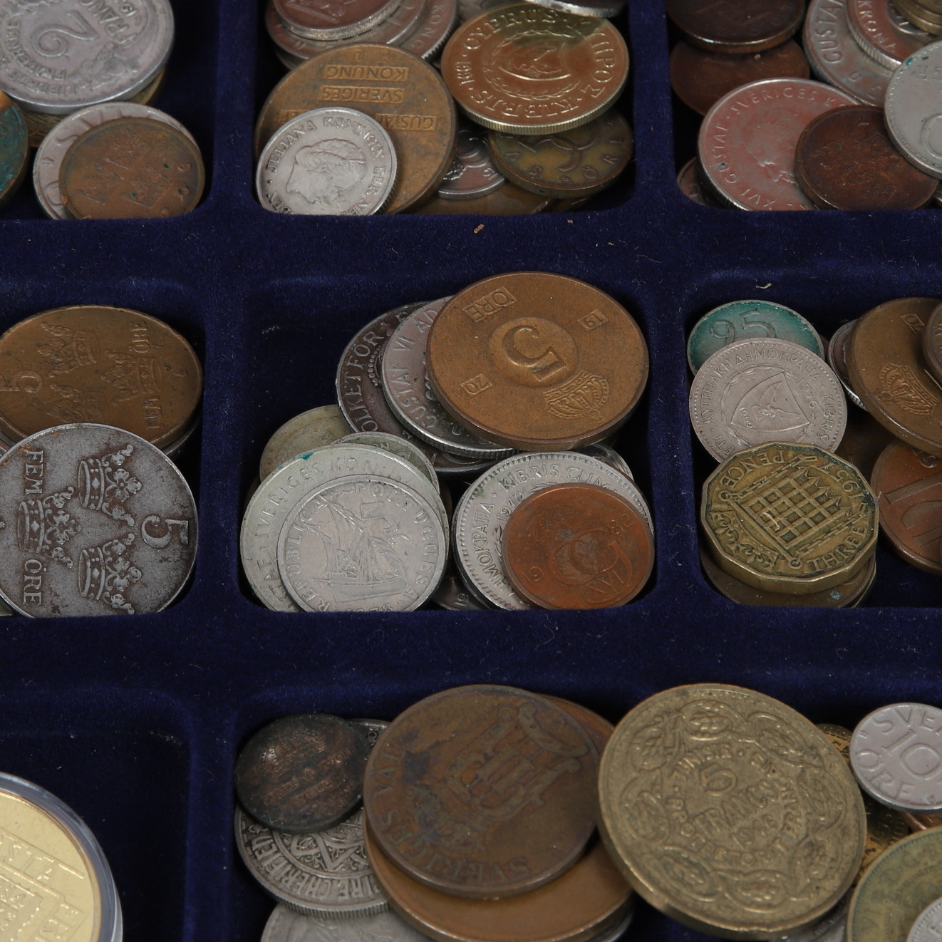 A batch of coins and banknotes, mostly Swedish, 20th century. Coins ...