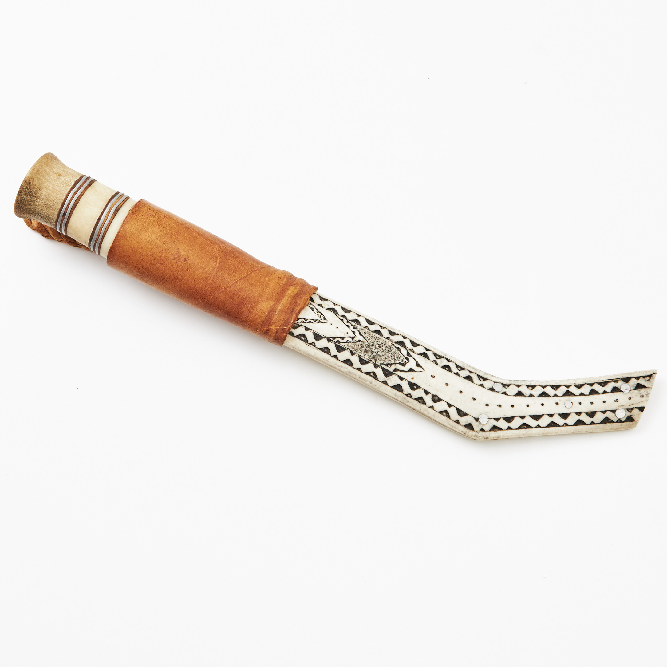 OIDENTIFIERAD KONSTNÄR. knife, half horn, shank in horn with slats in ...