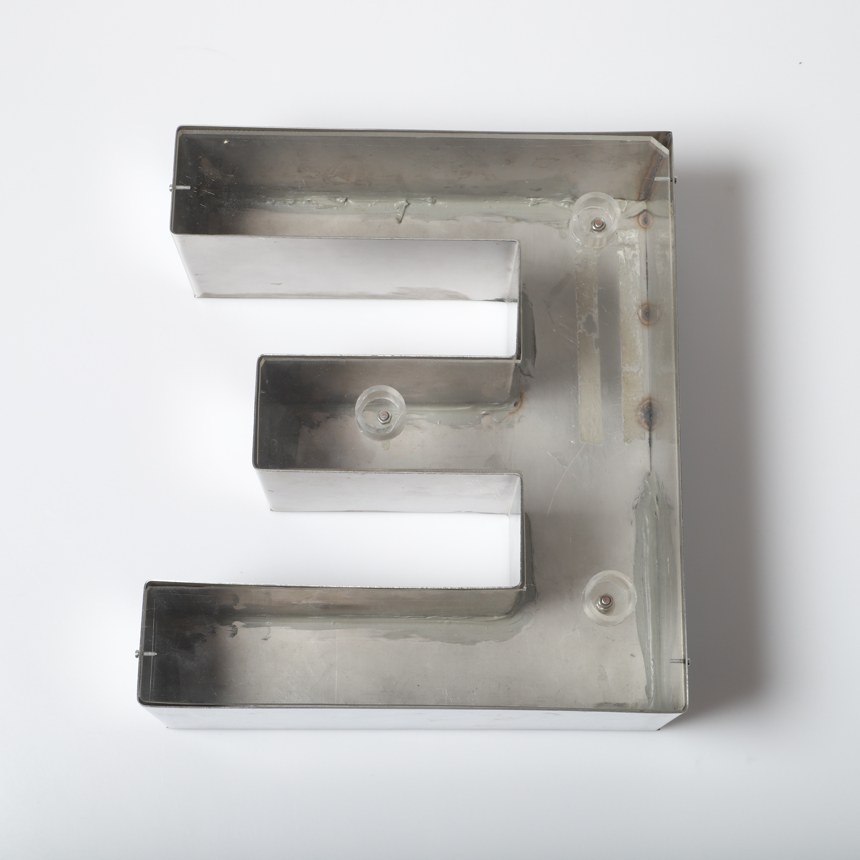 Bilder för 4687118. VÄGGPRYDNAD, bokstaven E, aluminium/plast, Gemini A ...