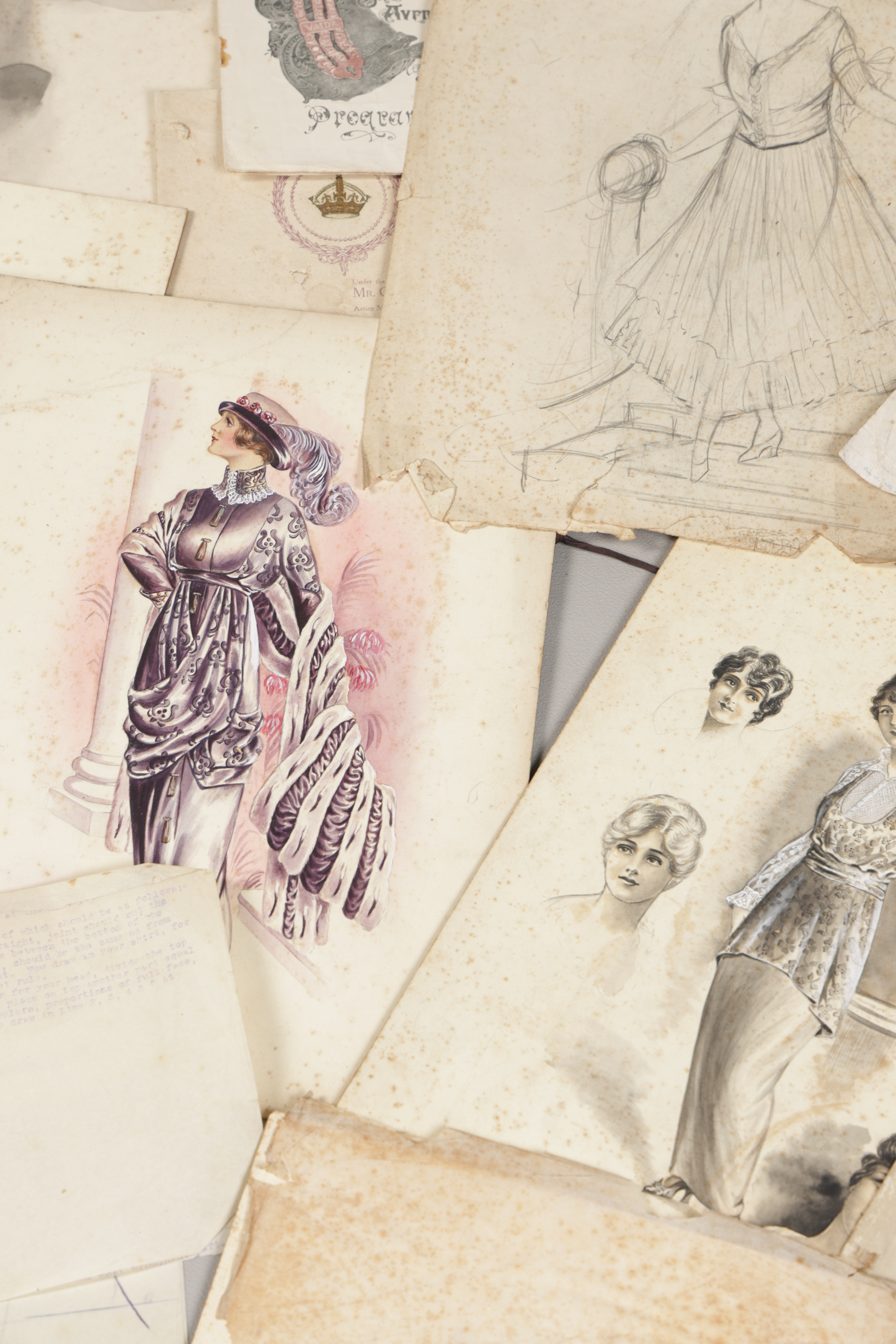4695497. FOLIO, 1900-LUVUN ALKU, JOSSA ON MONIA ART DECO -PIIRROKSIA JA ...