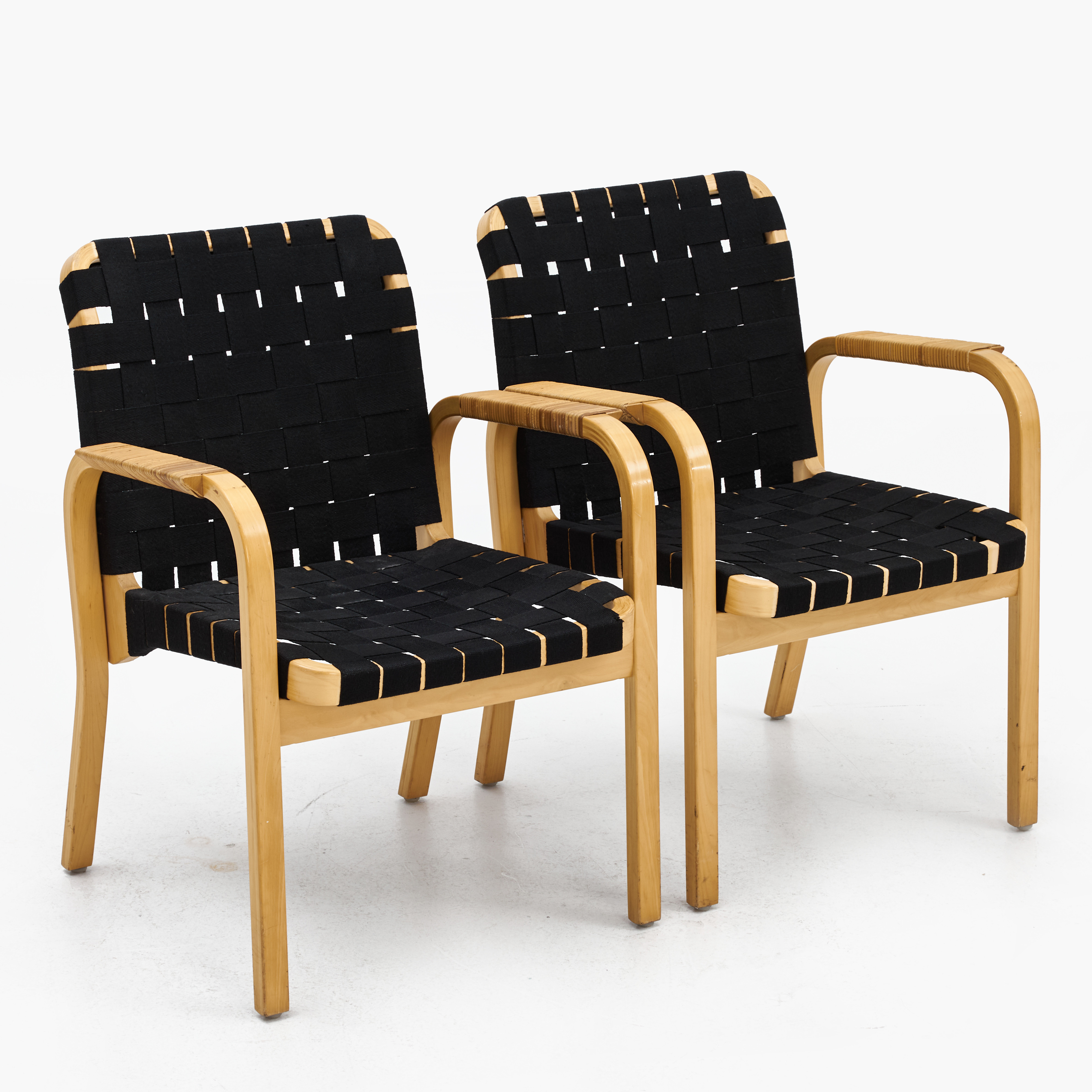 Bilder för 4713606. ALVAR AALTO (1898-1976). stolar, ett par, formpressad björk, sadelduk ...