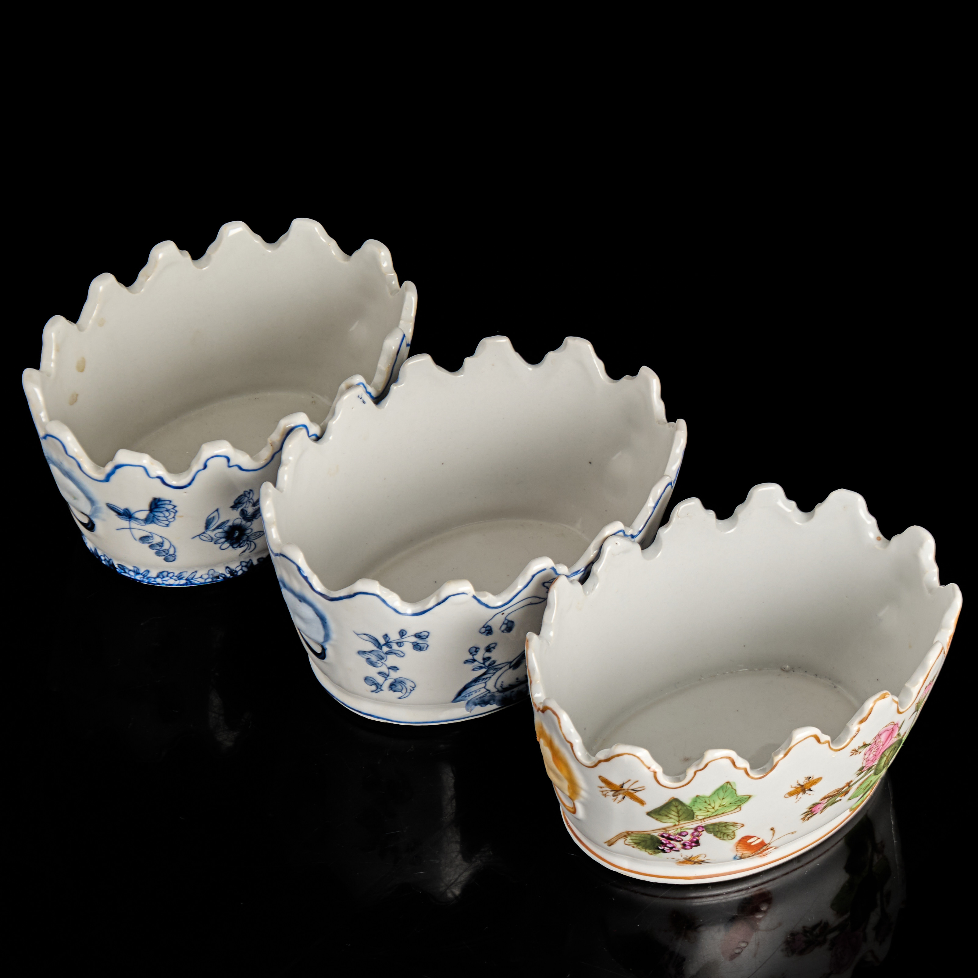 A set of 3 glass rinsers/bowls, 18th-century models, one with arms ...
