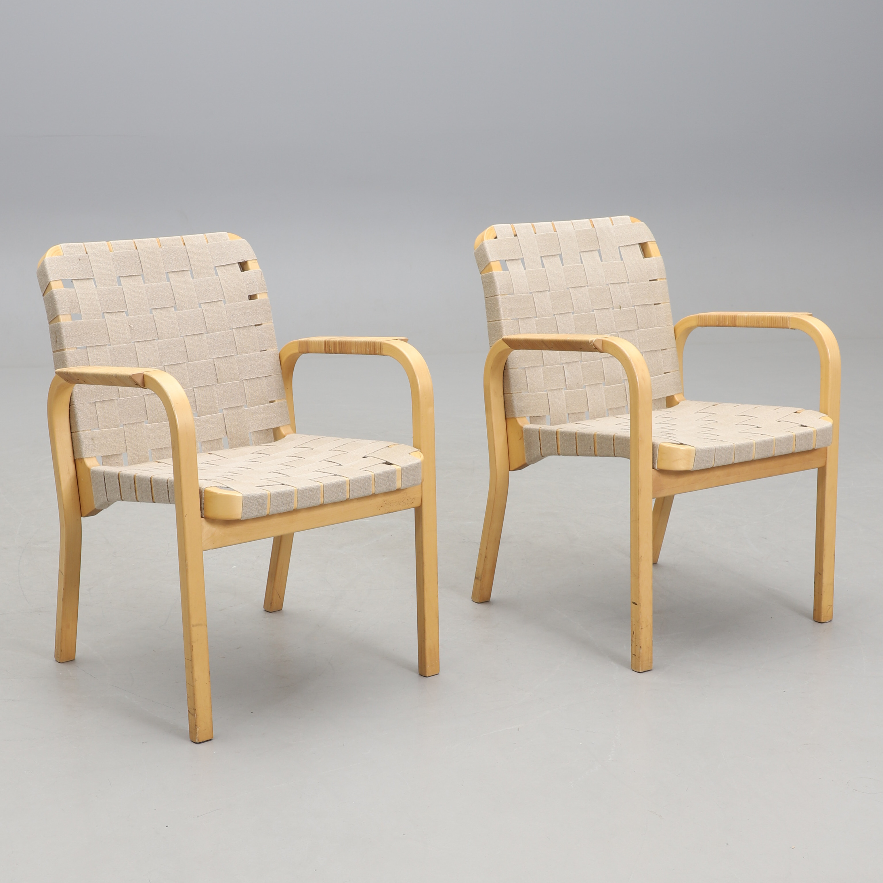 Bilder för 4718945. ALVAR AALTO. Karmstolar, ett par, modell 45, Artek. - Auctionet