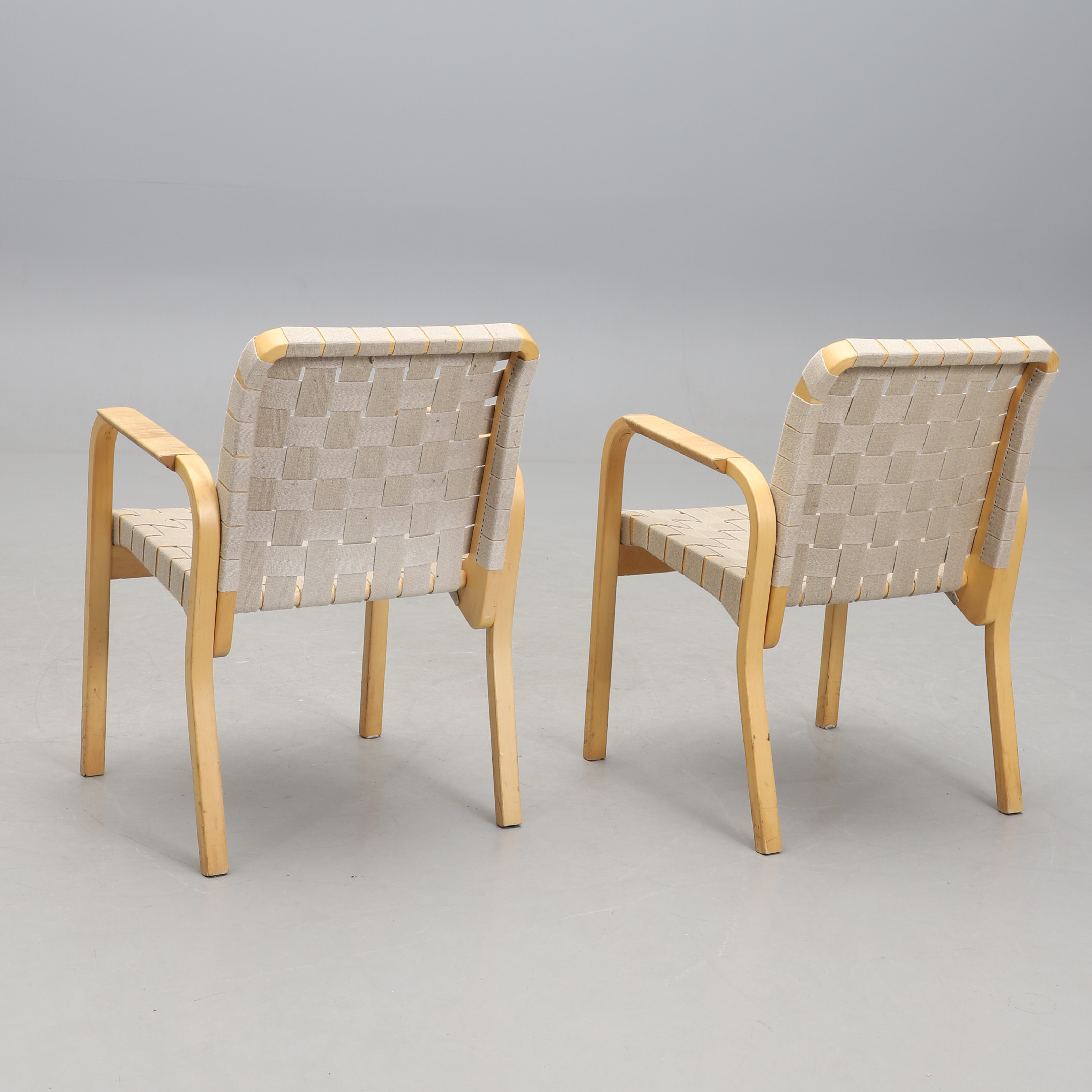 Bilder för 4718945. ALVAR AALTO. Karmstolar, ett par, modell 45, Artek. - Auctionet