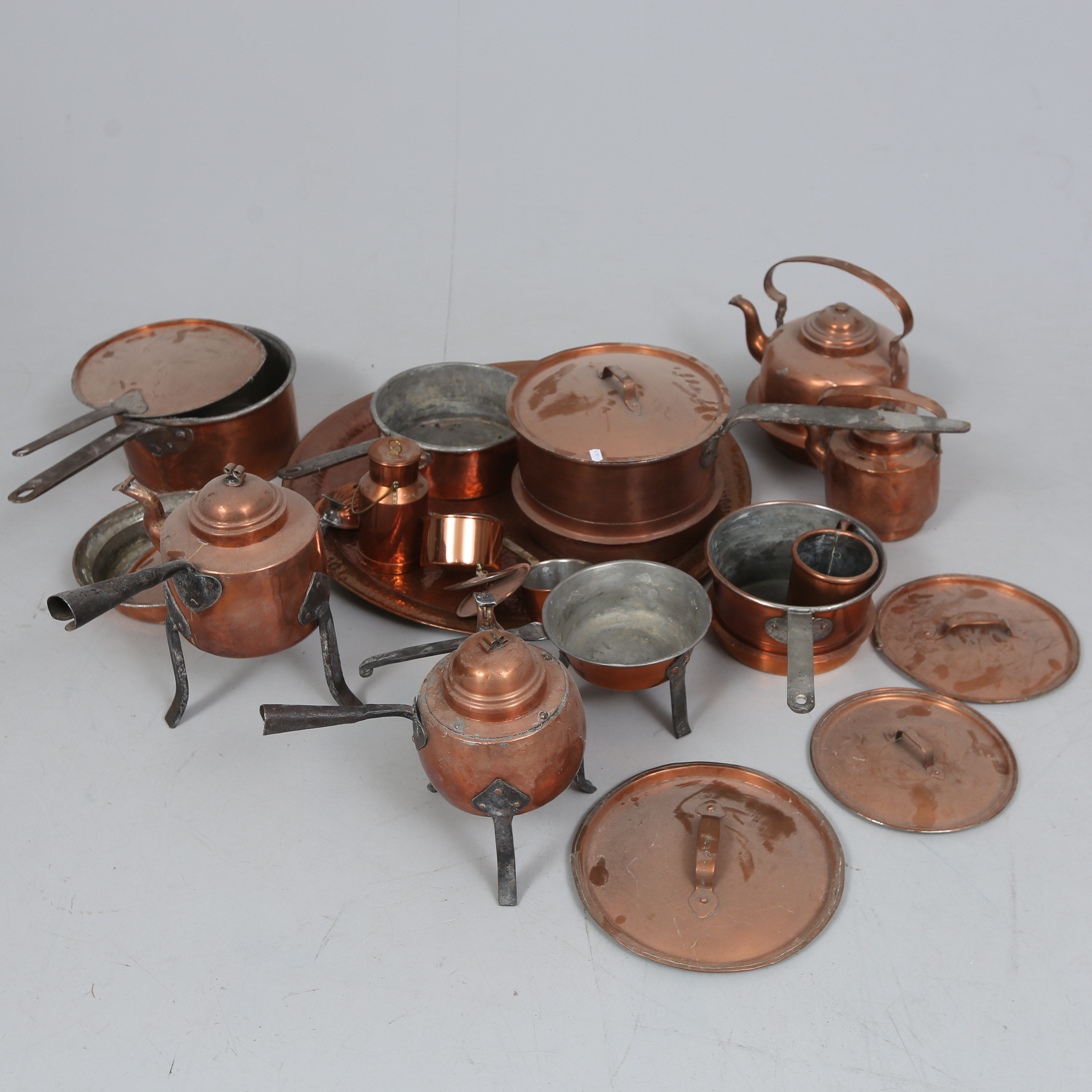 COPPER OBJECTS in box. Silver & Metals - Pewter, Brass & Copper - Auctionet