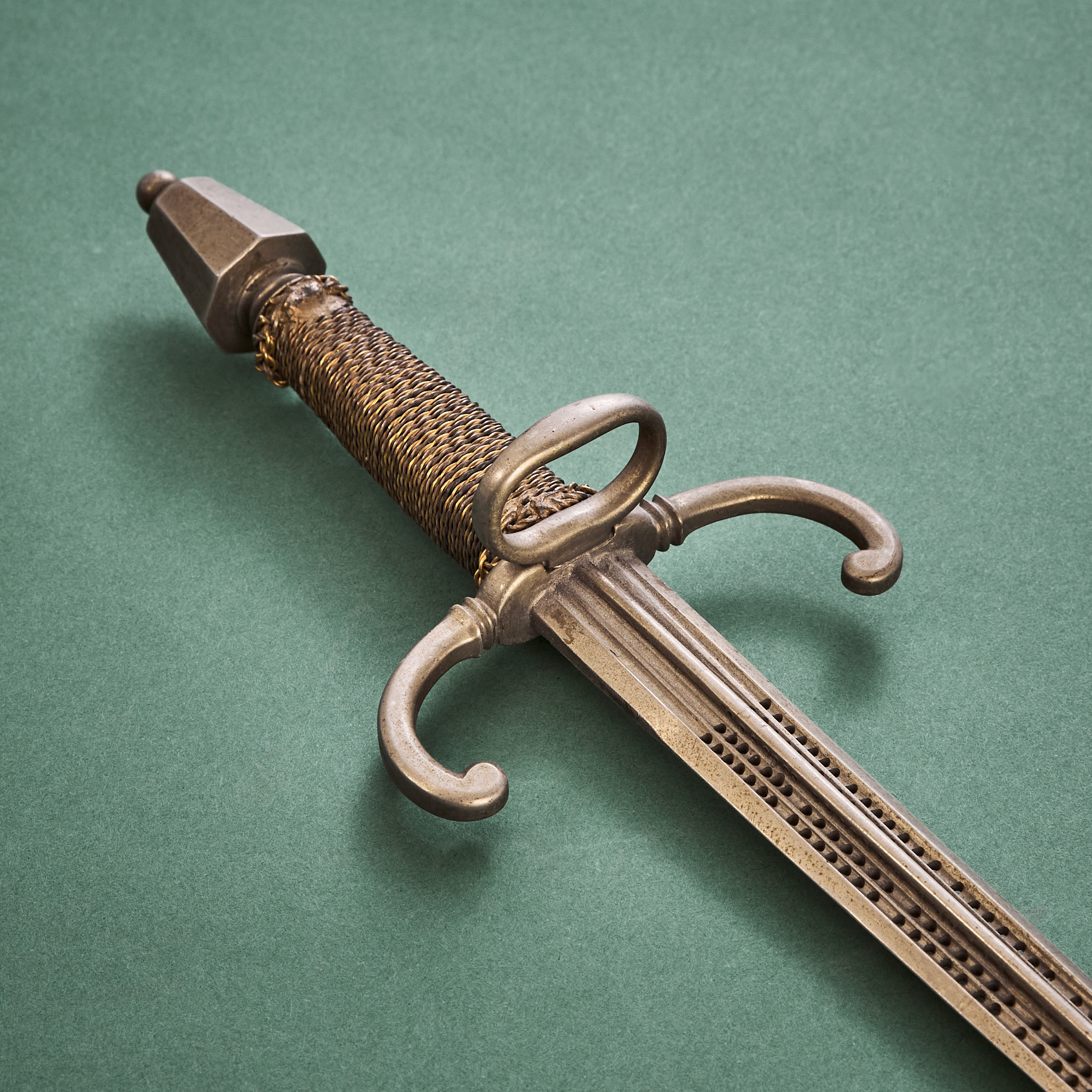 Bilder för 4747902. DOLK, vänsterhandsdolk av tysk 1500-talstyp, nedåtböjda parerstänger, djupa ...