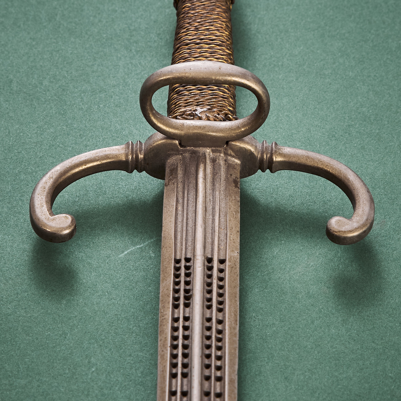 Bilder för 4747902. DOLK, vänsterhandsdolk av tysk 1500-talstyp, nedåtböjda parerstänger, djupa ...