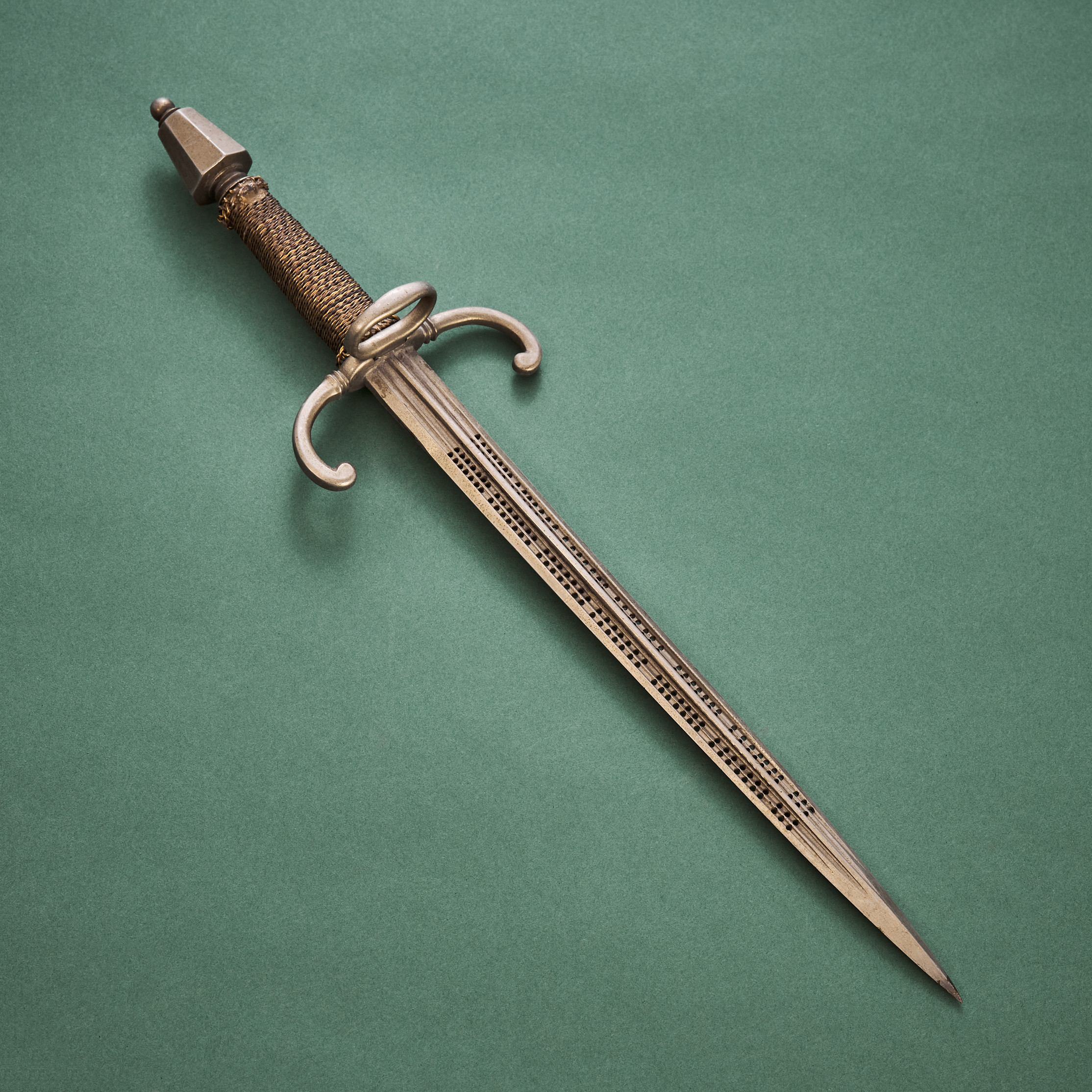 Bilder för 4747902. DOLK, vänsterhandsdolk av tysk 1500-talstyp, nedåtböjda parerstänger, djupa ...