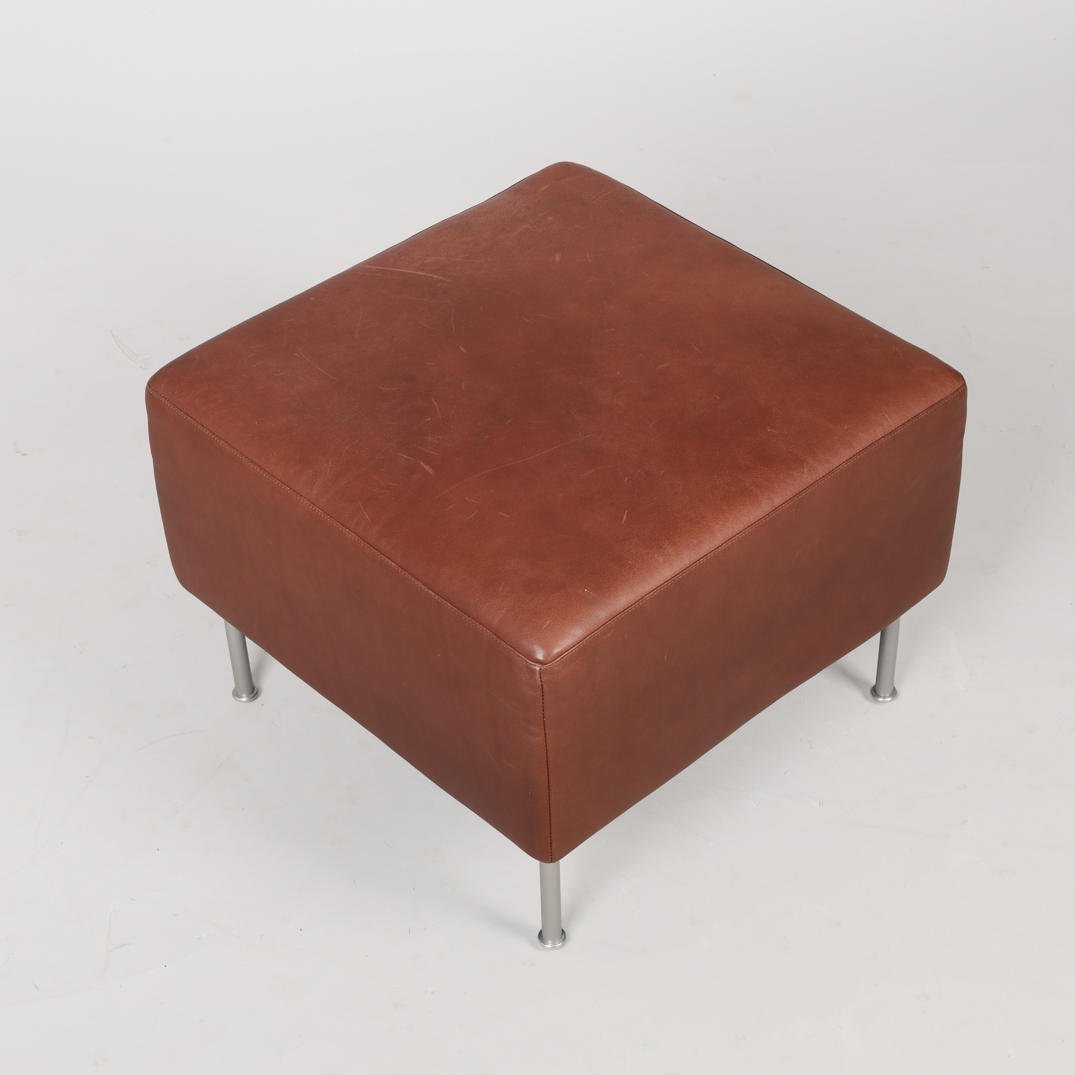 Bilder för 4770538. GIJS PAPAVOINE. Fåtölj ”Scene” med fotpall och sits ...