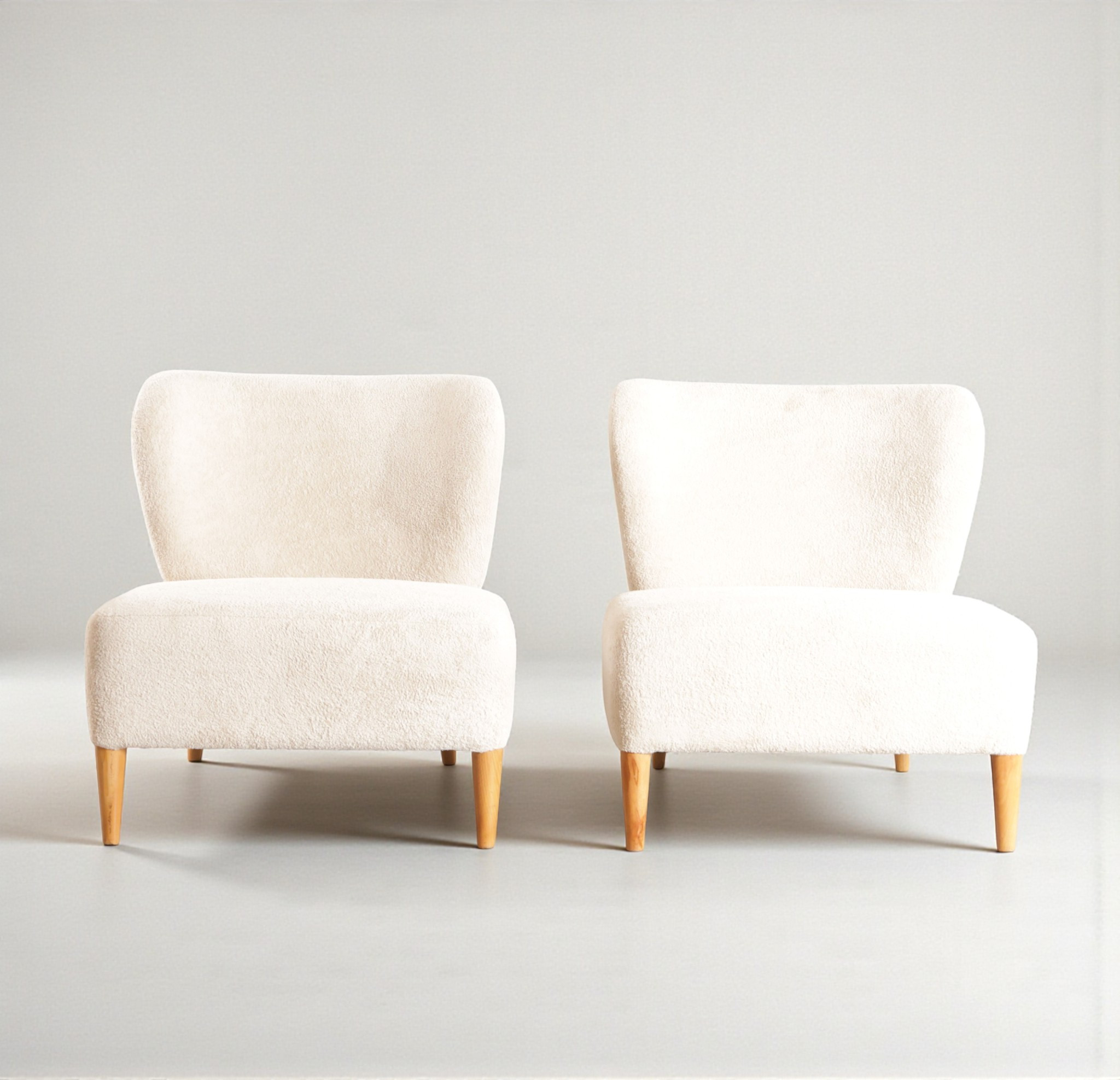 Bilder för 4807162. Ett par fåtöljer klädda i ljust klädsel ...