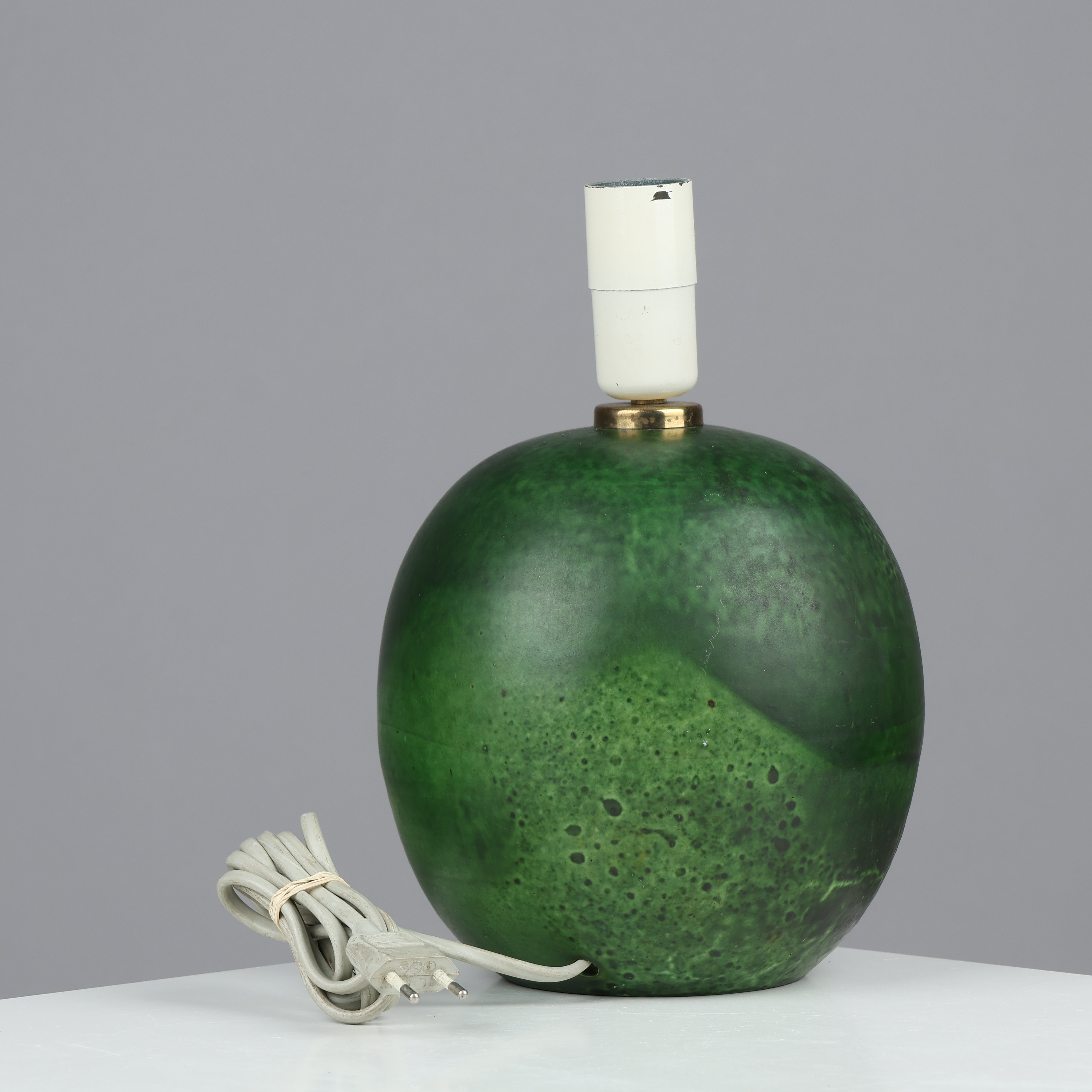 Bilder för 4808336. Bordslampa i grönglaserad keramik med mässingslock ...