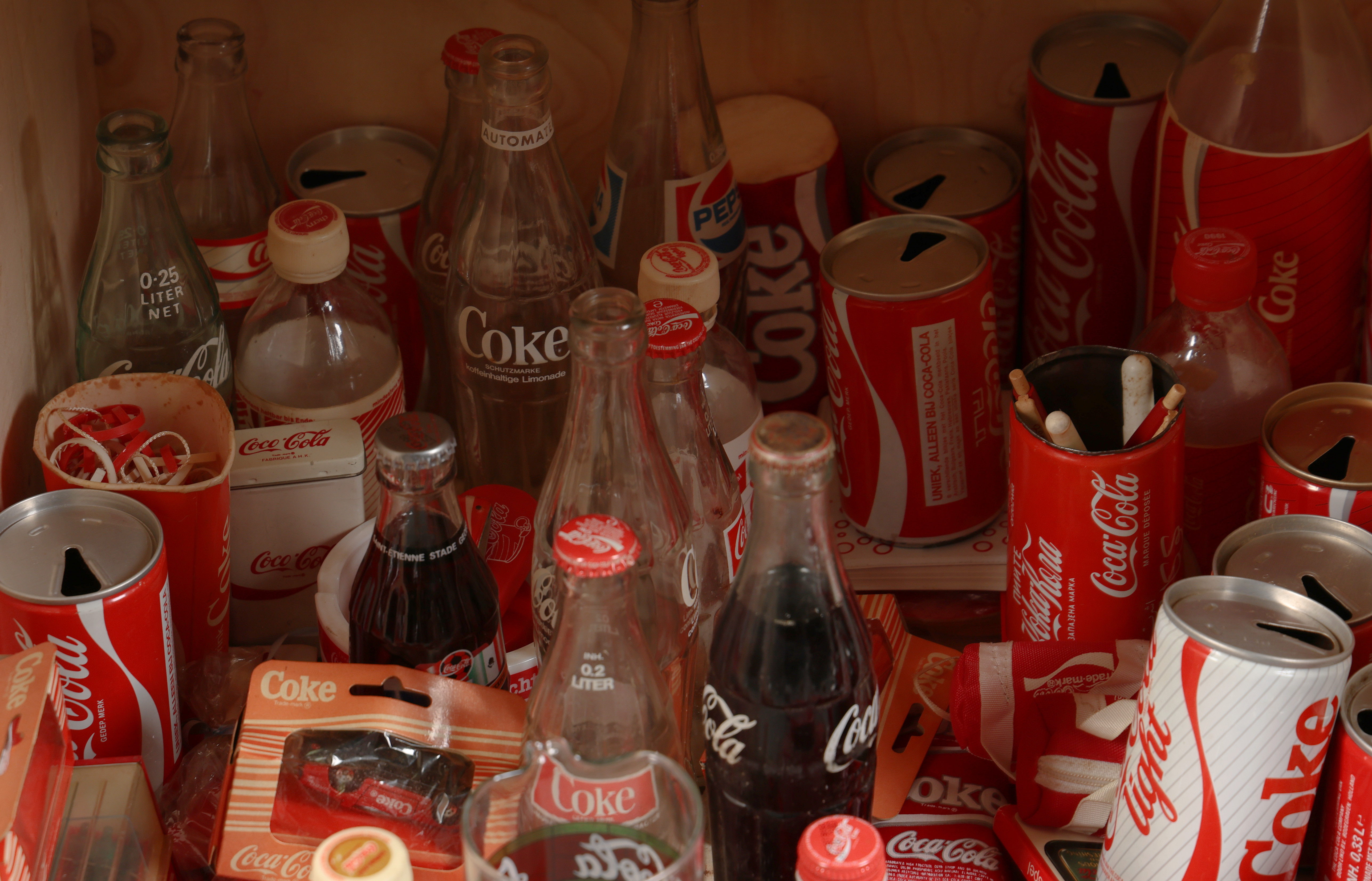 A COLLECTION OF COCA-COLA CANS, BOTTLES AND ADVERTISING ITEMS (QTY ...