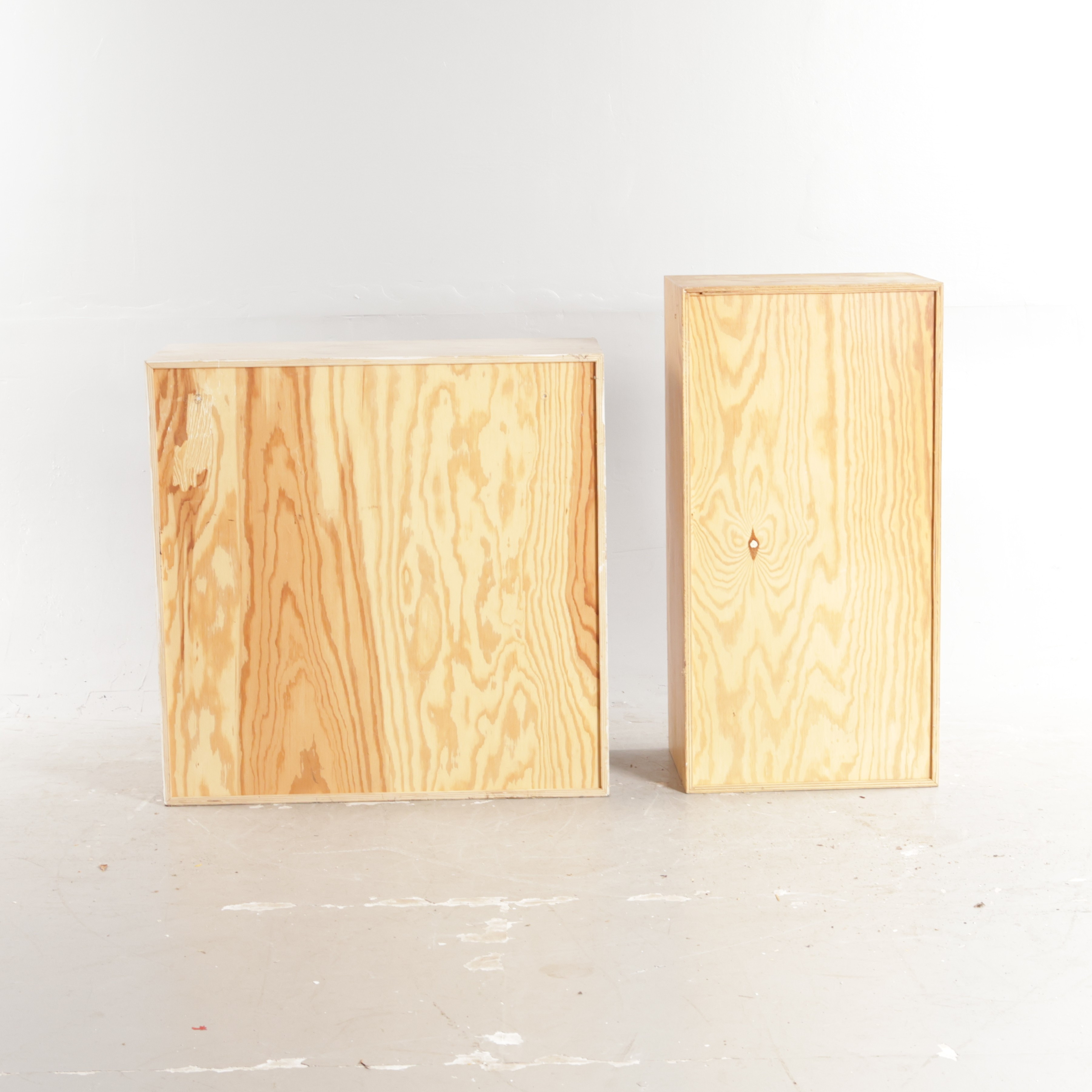 Bilder för 4820709. DANSK MØBELDESIGN. Två tallhyllmoduler, en ...