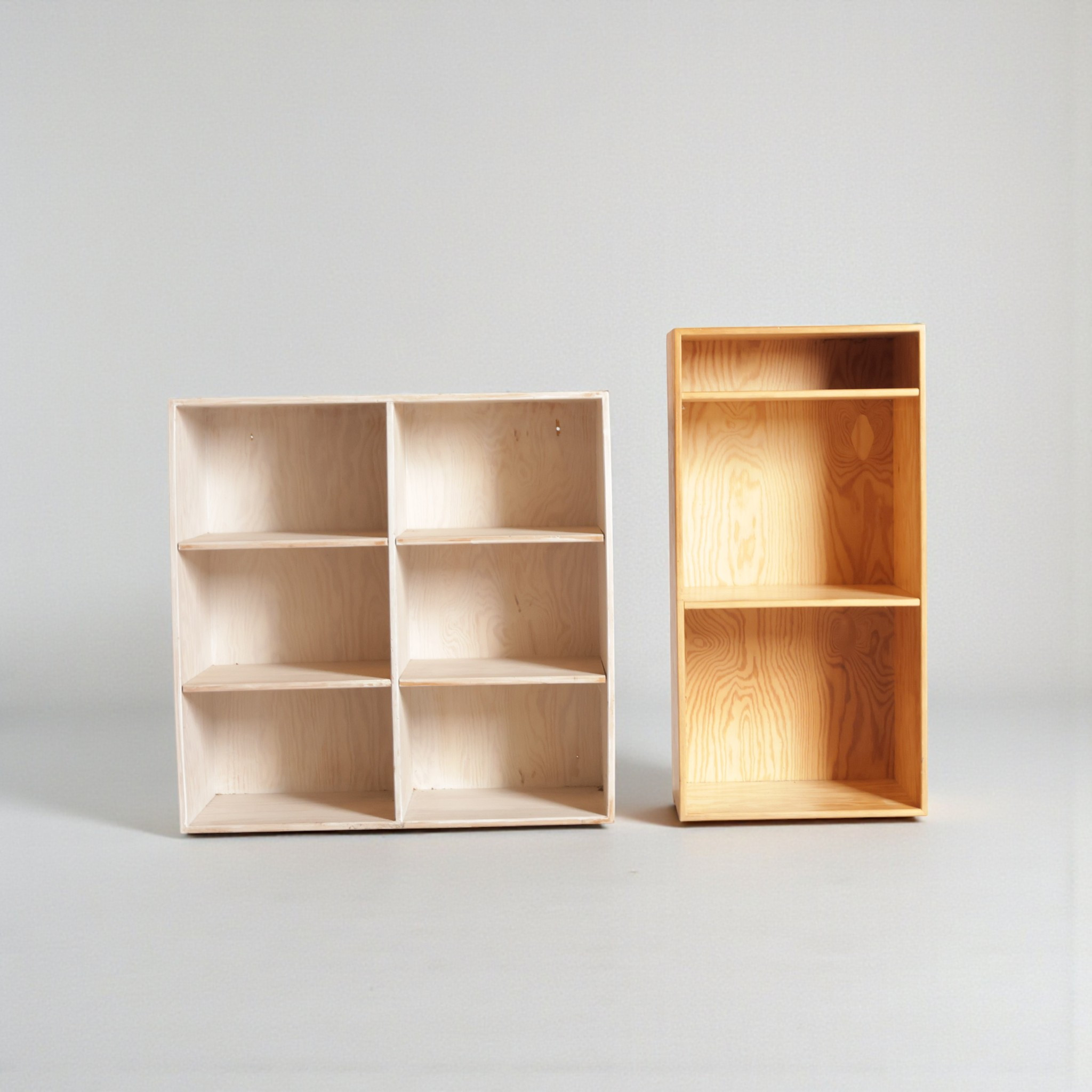 Bilder för 4820709. DANSK MØBELDESIGN. Två tallhyllmoduler, en ...