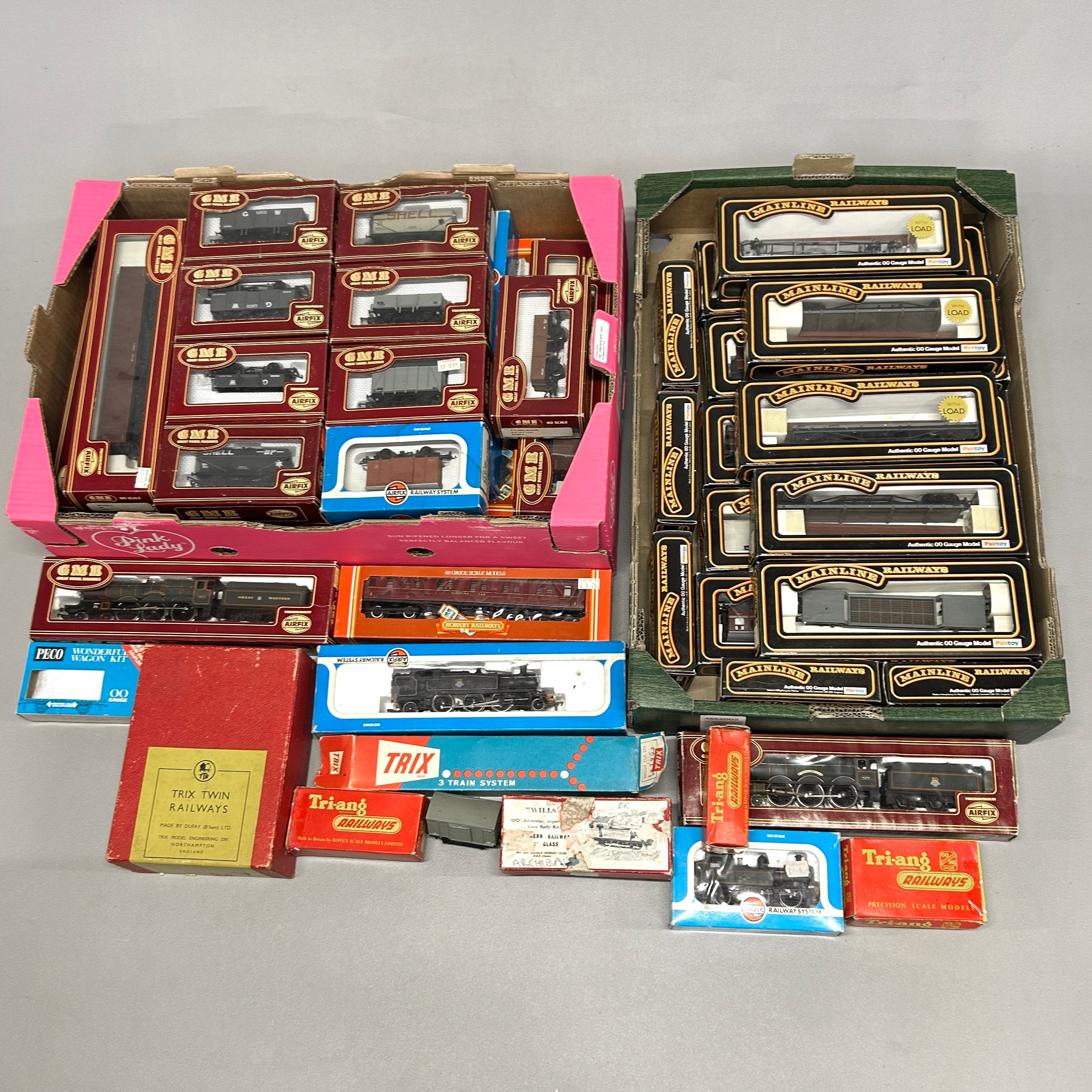 COLLECTION OF OO GAUGE MODEL RAILWAY ITEMS. Toys - Model railways ...