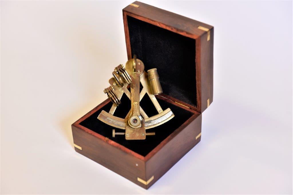 SEXTANT in wooden box. Collectables - Technica & Nautica - Auctionet