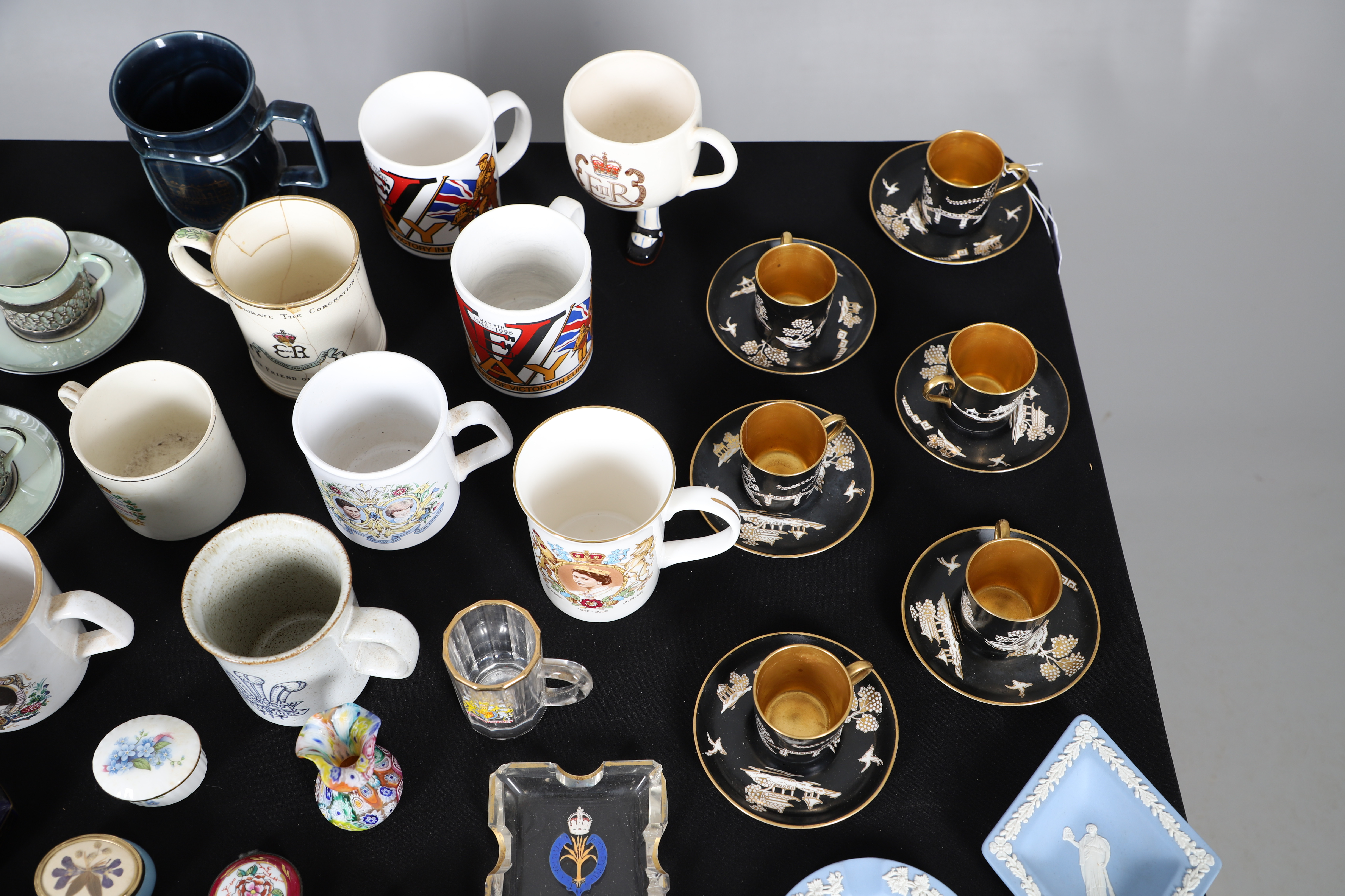 Images for 4911644. A COLLECTION OF ASSORTED CHINA. - Auctionet