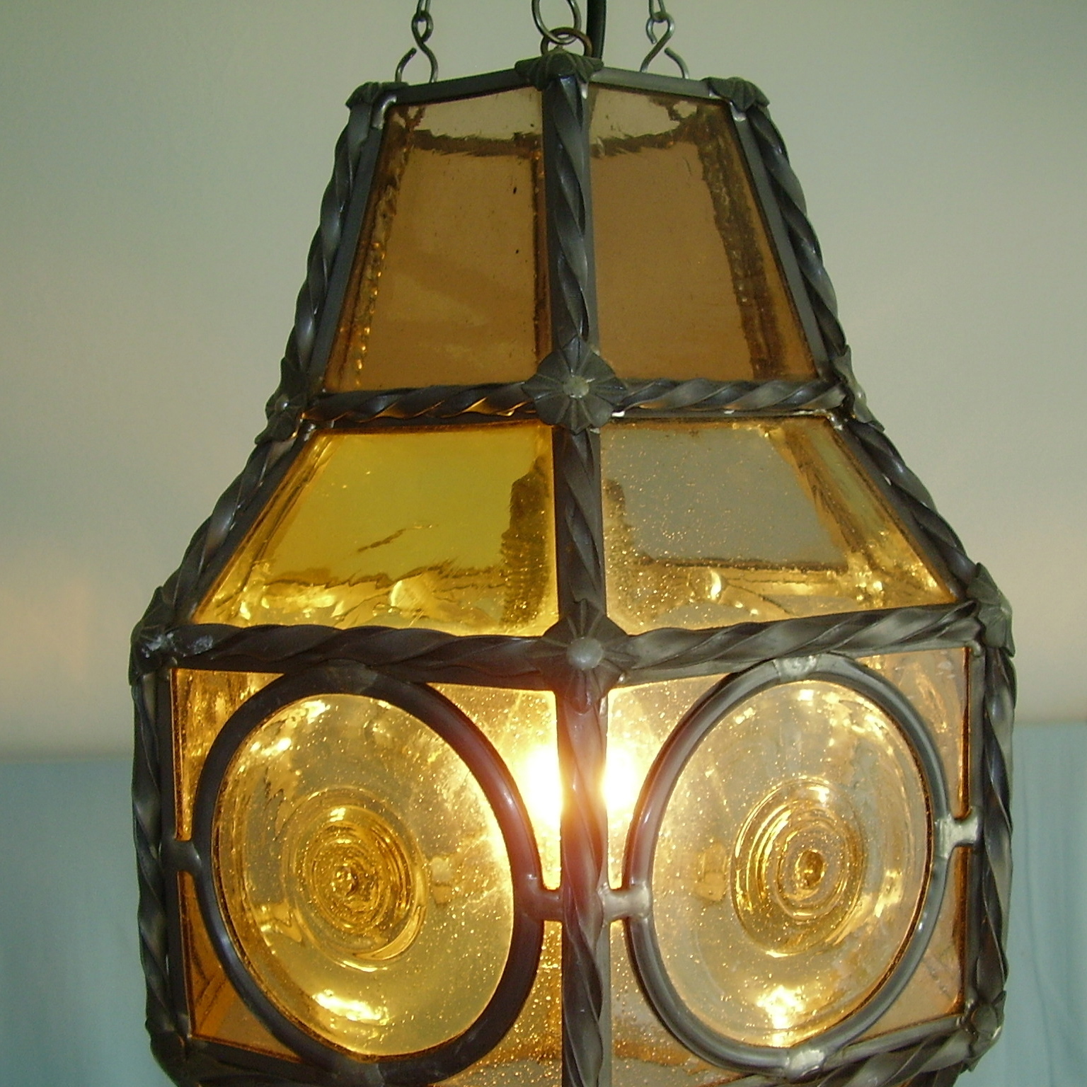 HÄNGANDE LAMPA SNIGEL GLAS. Belysning & Lampor - Taklampor - Auctionet